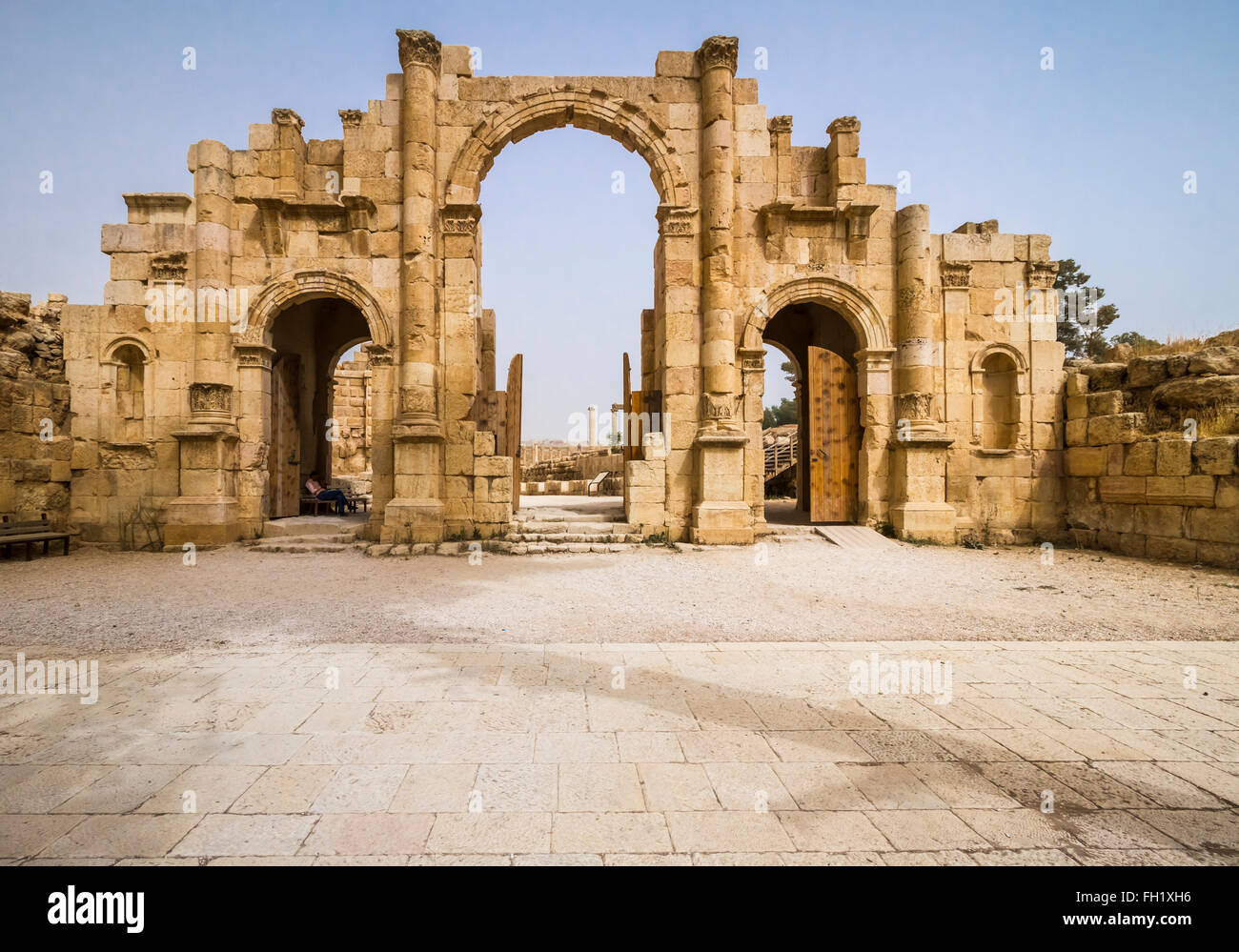 South gate of jerash hi-res stock photography and images - Alamy