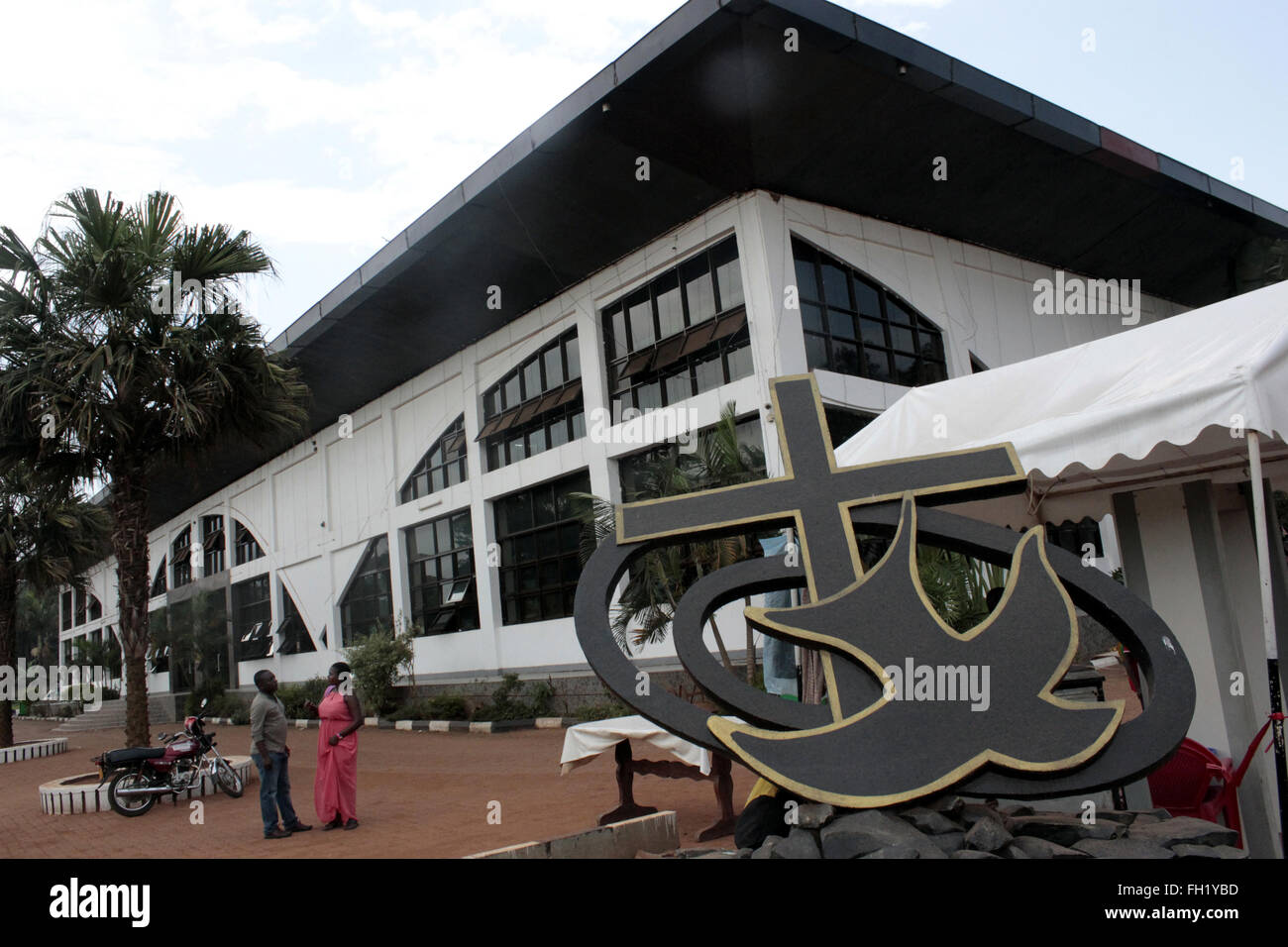 Kampala, Uganda. 6th Feb., 2016. Worshipers pictured outside Miracle ...