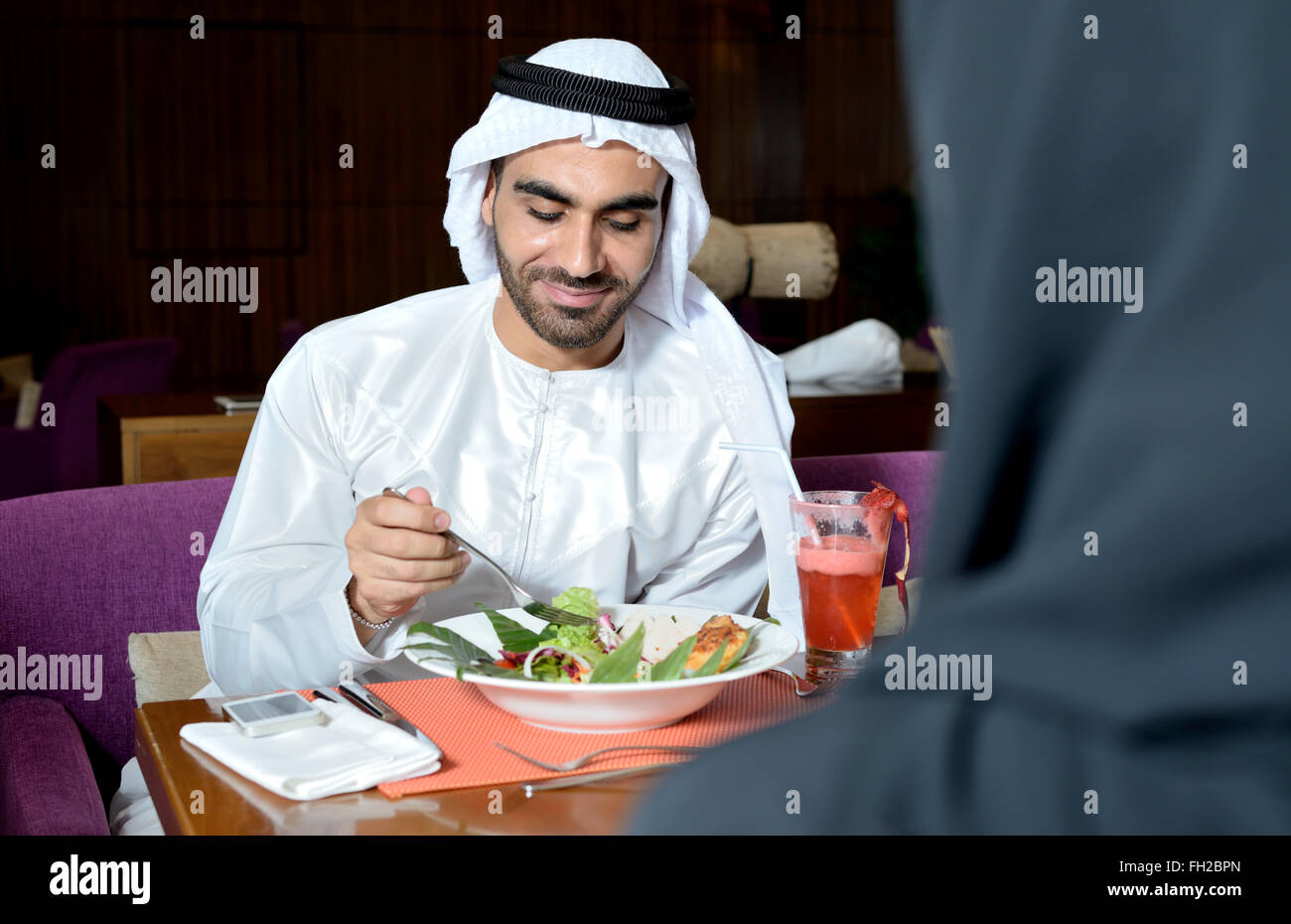 Young Emirati arab couple dining at a restaurant Stock Photo - Alamy