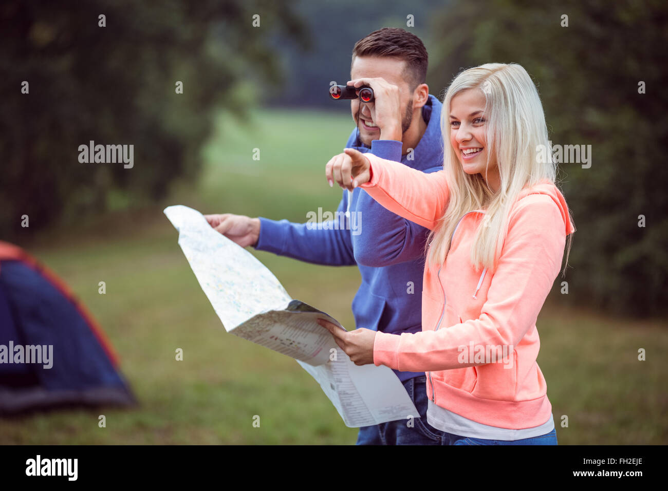 Couple reading a map hi-res stock photography and images - Alamy