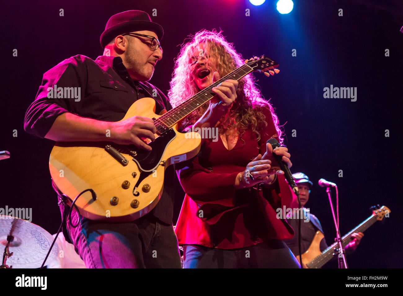 Dana singer hi-res stock photography and images - Alamy