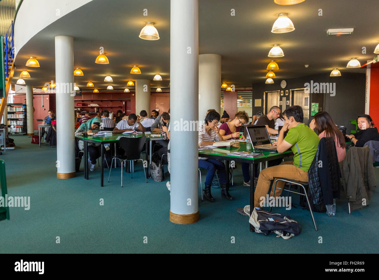 Crowded college campus hi-res stock photography and images - Alamy