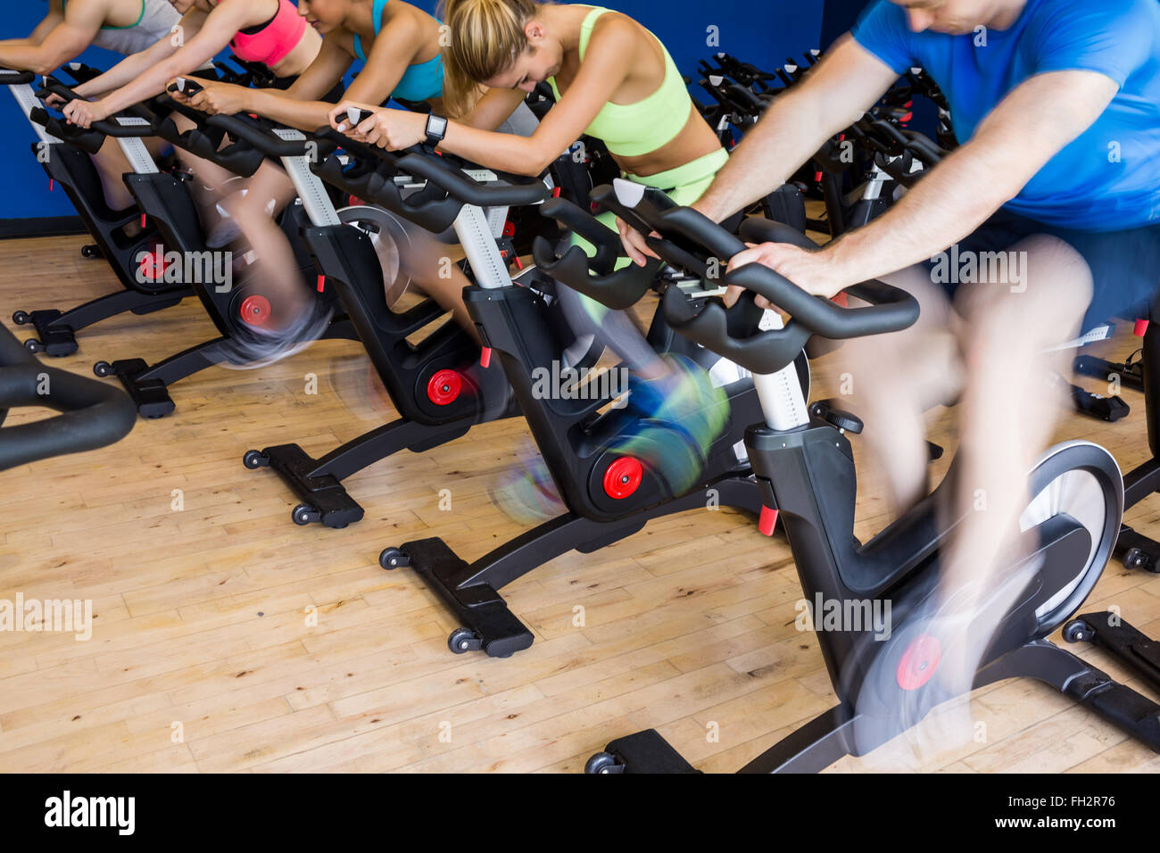 Fit people in a spin class Stock Photo - Alamy