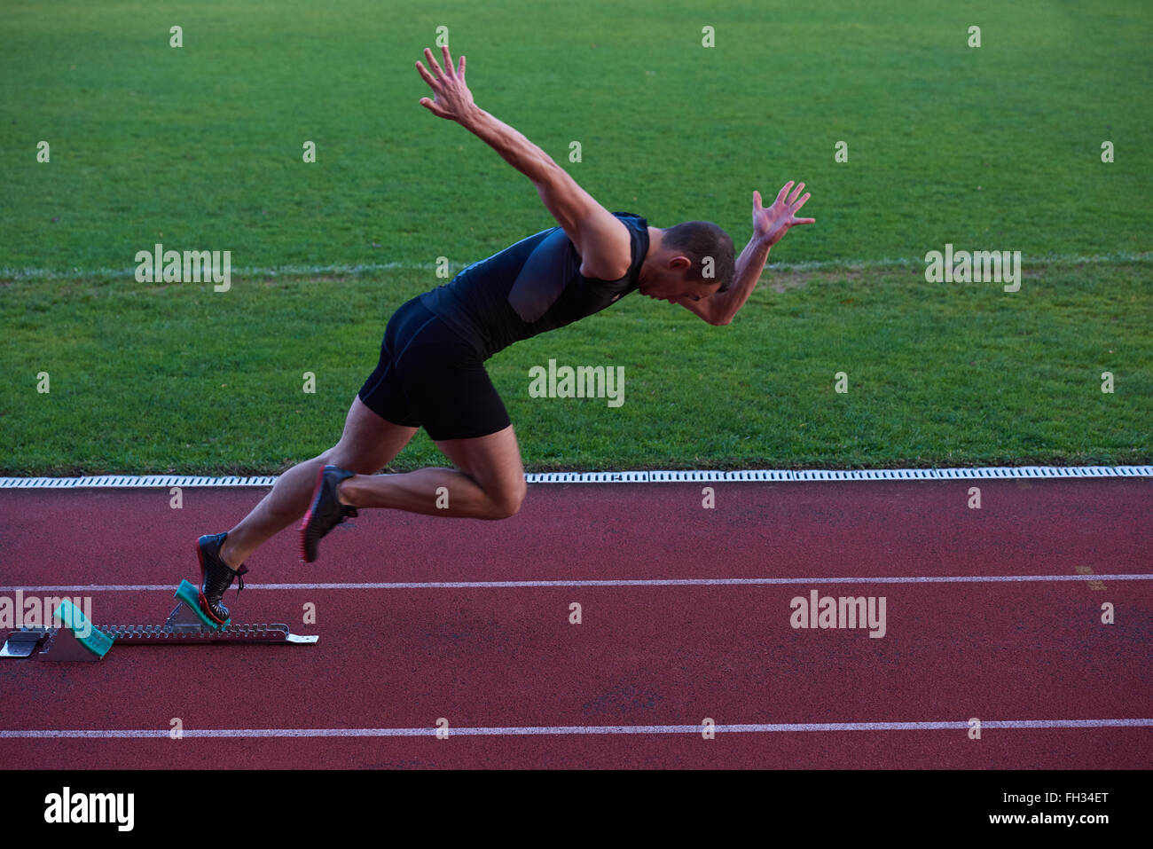 Athletic man start Stock Photo - Alamy