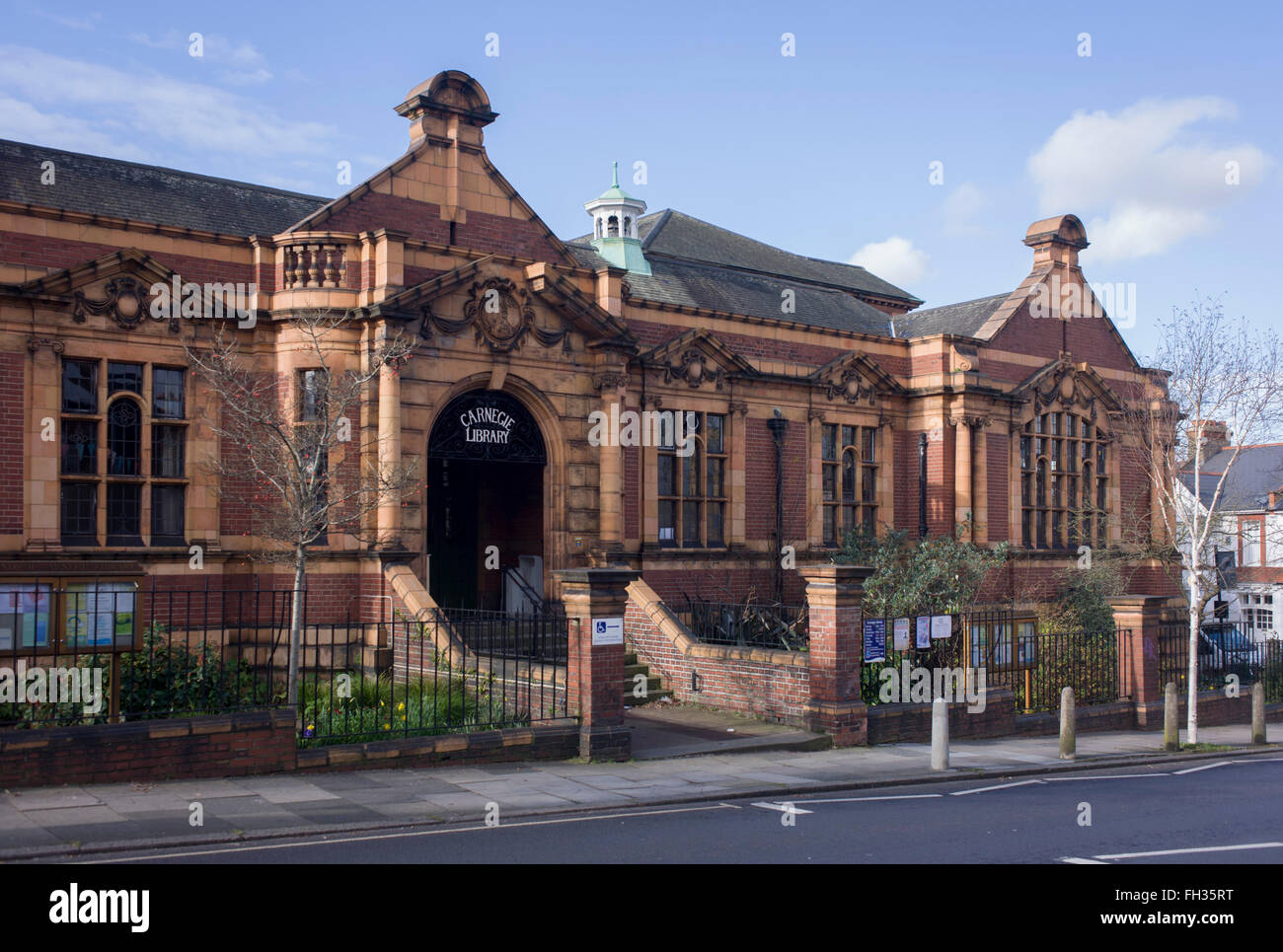 Public library exterior outside london hi-res stock photography and ...