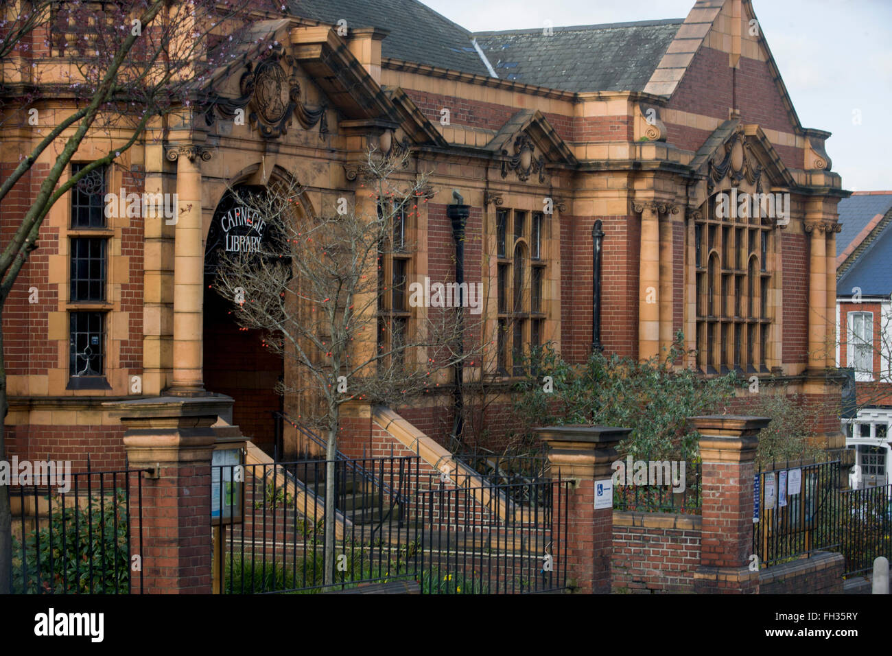 Public library exterior outside london hi-res stock photography and ...