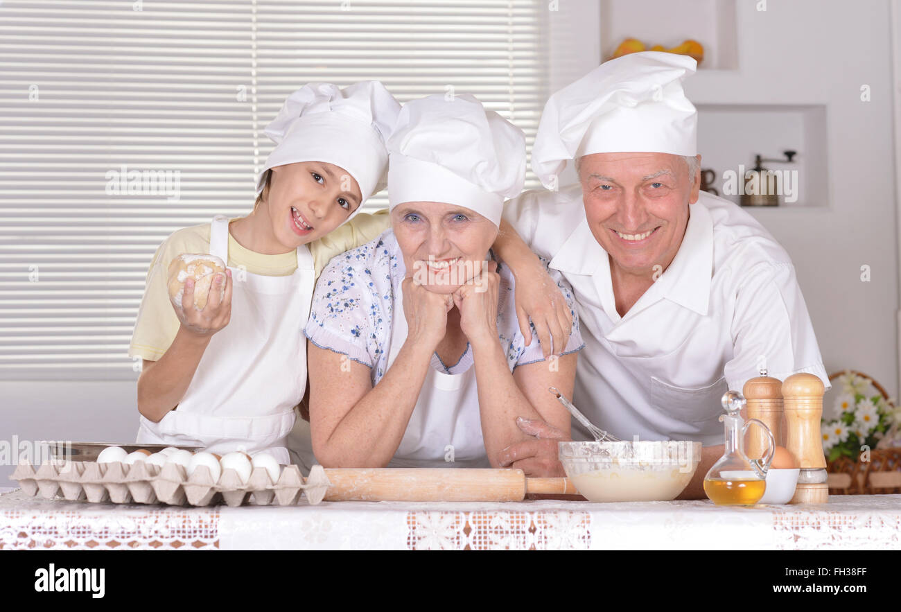 Family cooking together Stock Photo - Alamy