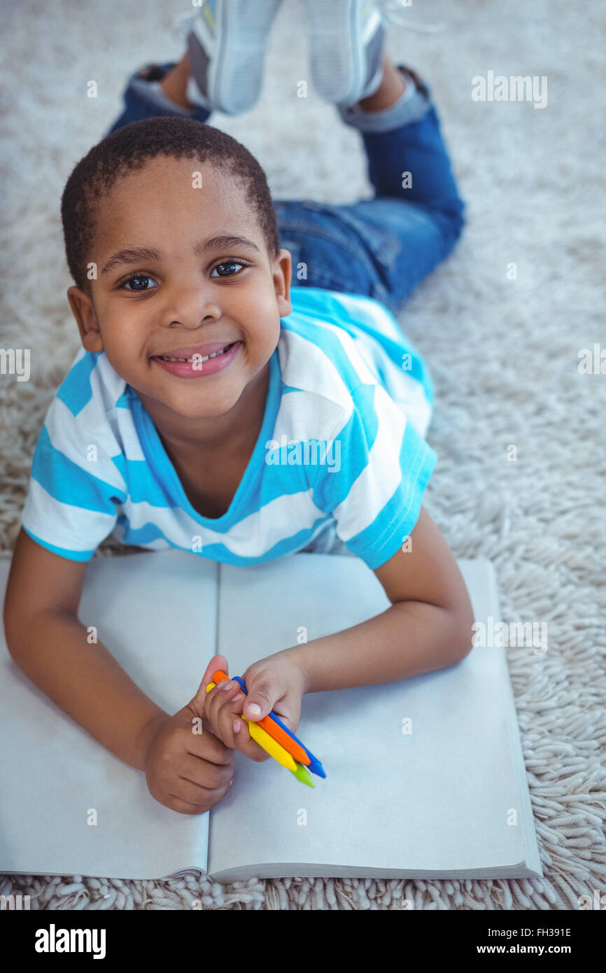 Smiling kids drawing pictures on paper Stock Photo - Alamy
