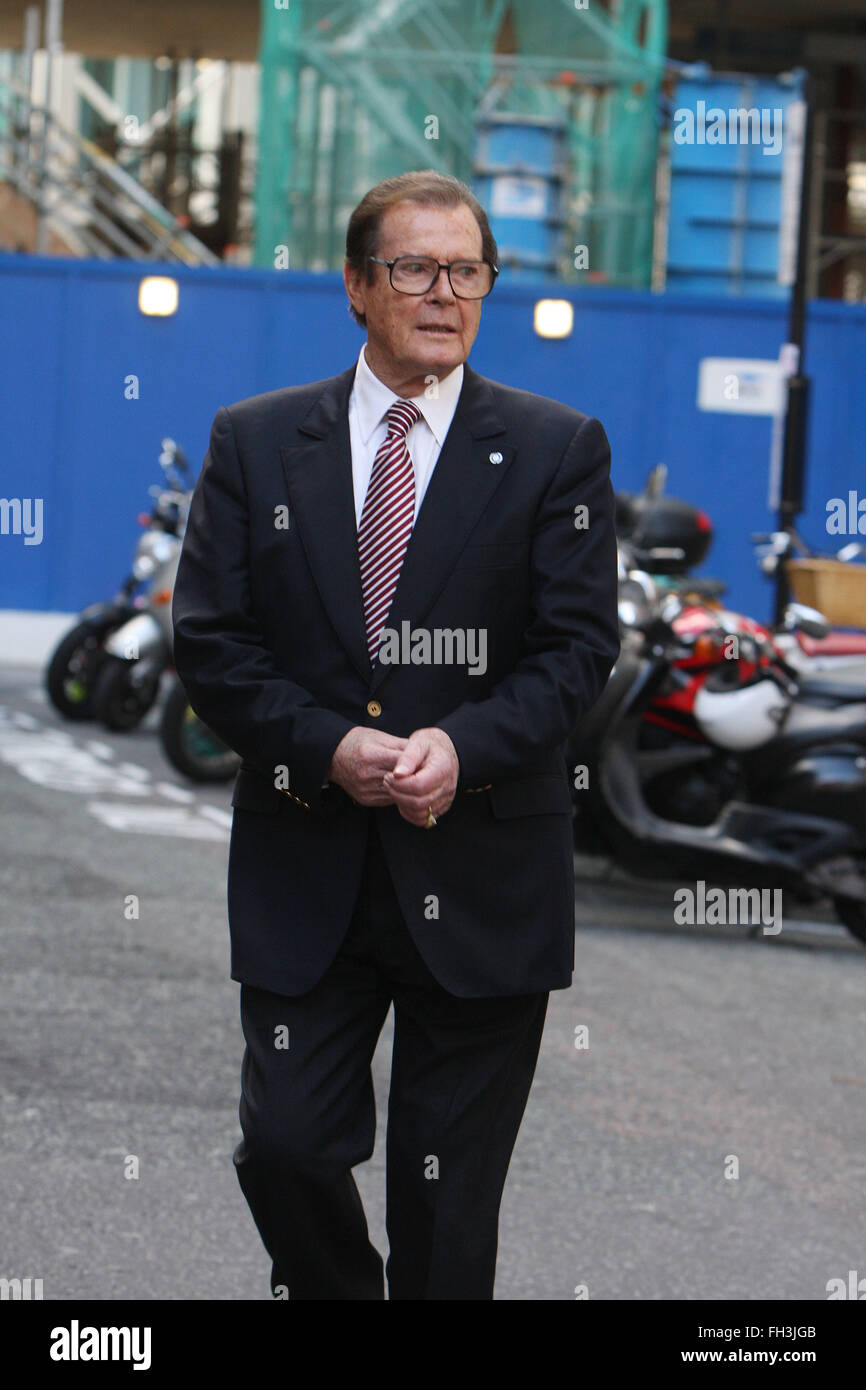 Roger moore 007 hi-res stock photography and images - Alamy