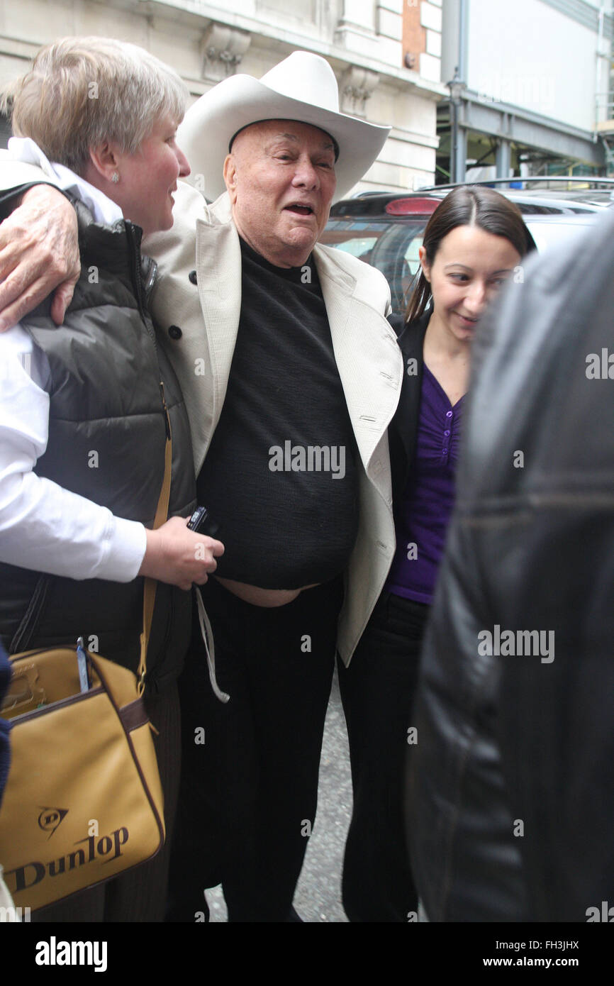 Tony Curtis in London greets fans in the street. (credit image © Jack ...