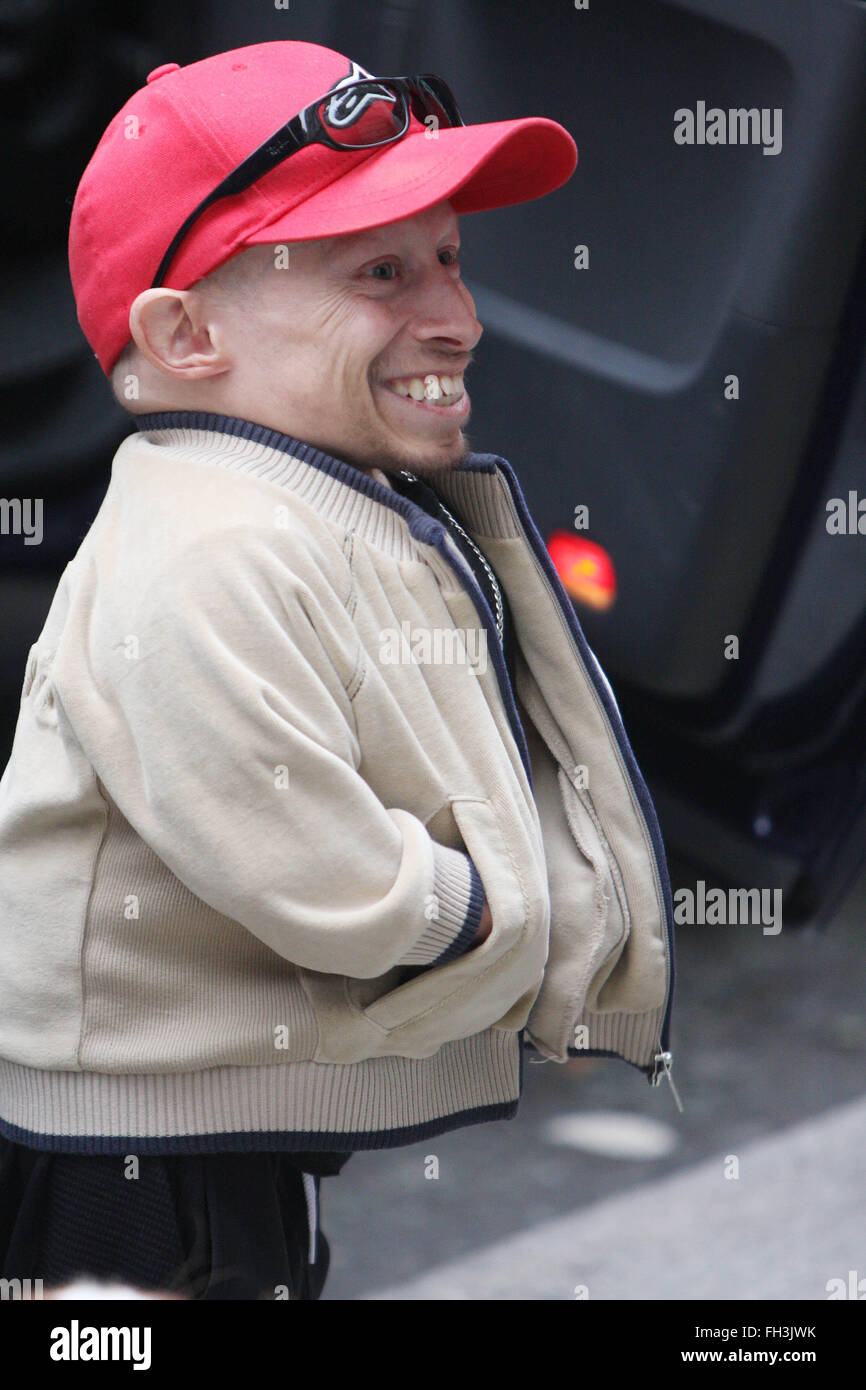 Verne troyer actor hi-res stock photography and images - Alamy
