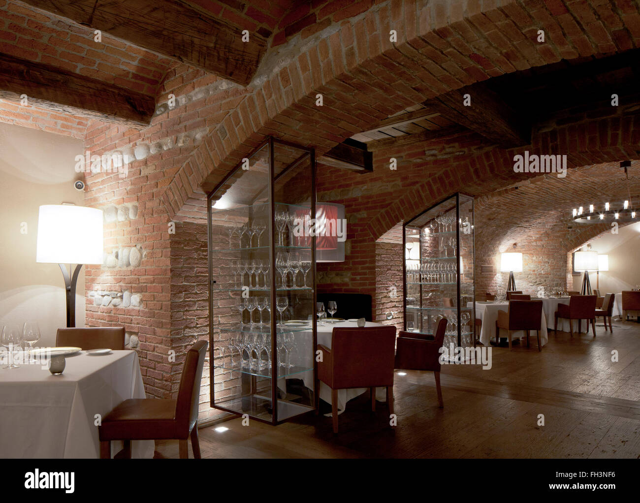 Elegant italian restaurant in a wine cellar Stock Photo - Alamy