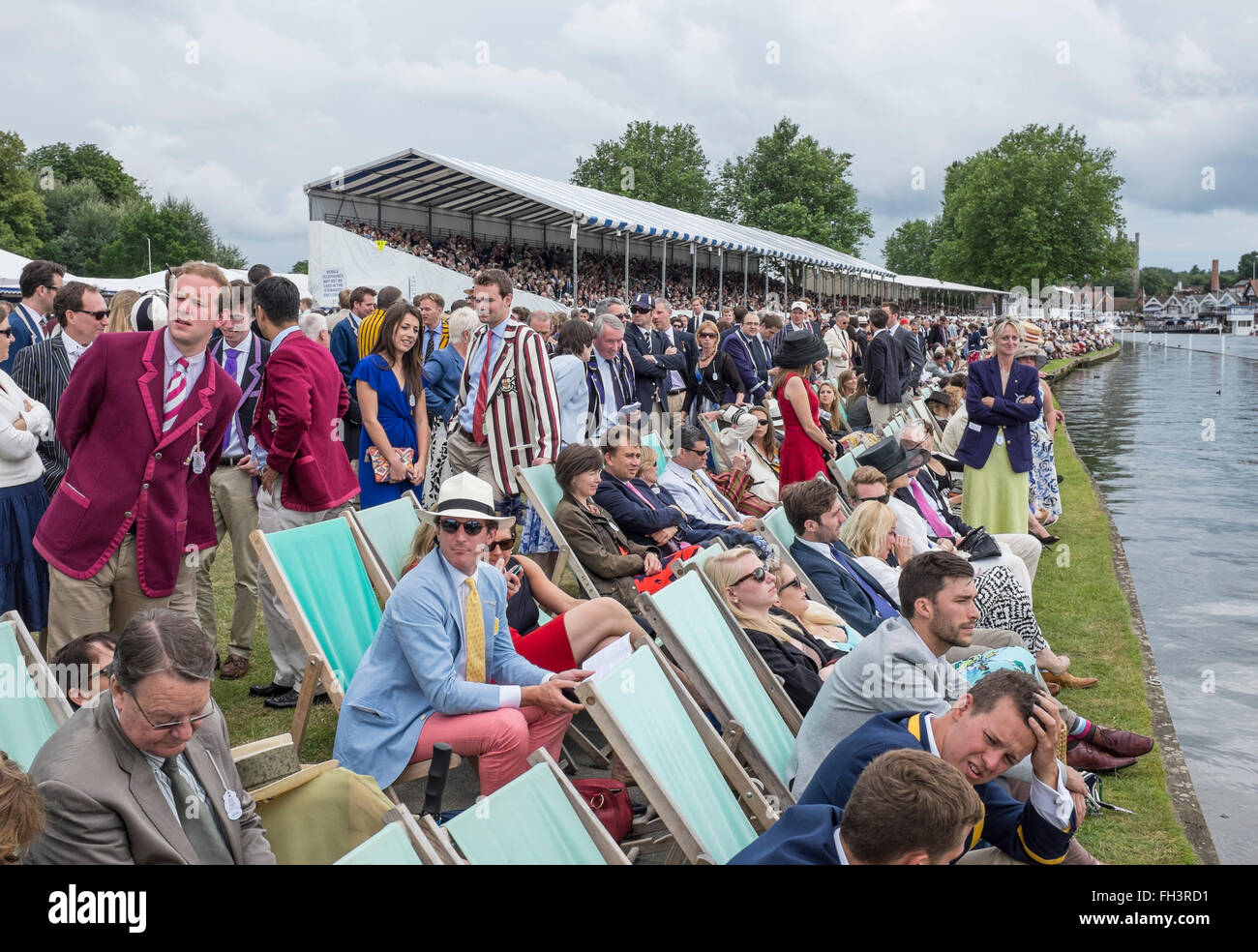 Spectators in the Steward's Enclosure line the banks at Henley Royal ...