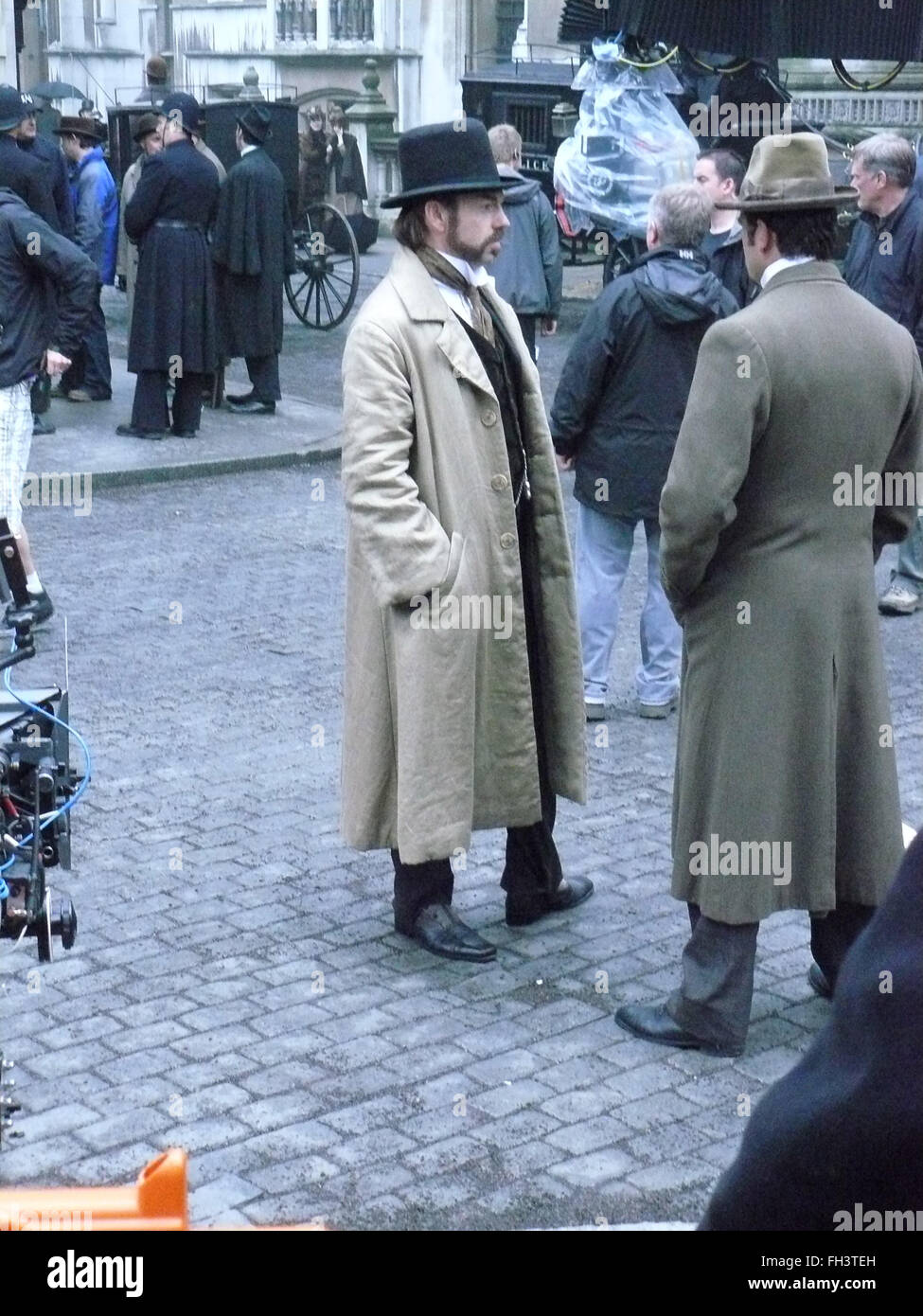Hugo Weaving as Inspector Francis Aberline on set of The Wolfman ...