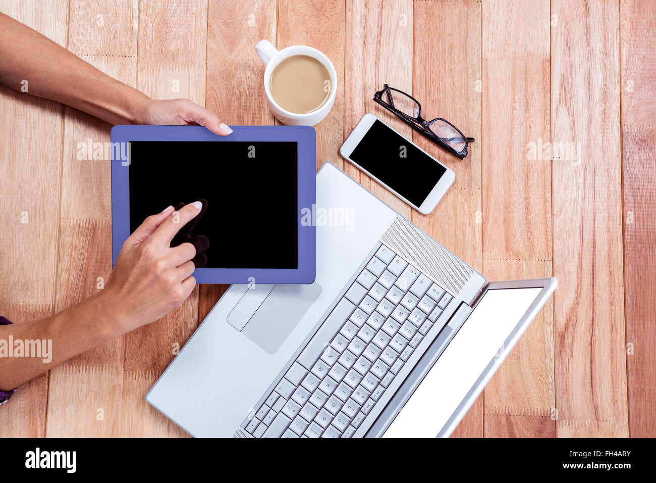 Overhead of feminine hands using tablet Stock Photo - Alamy
