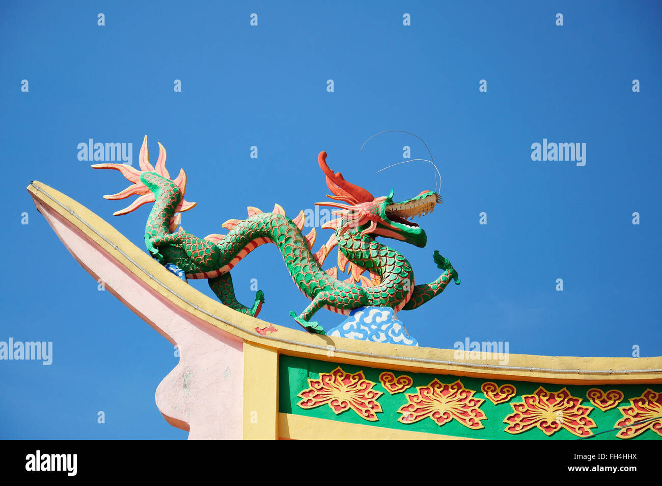 Dragon statue on top of a temple roof Stock Photo - Alamy