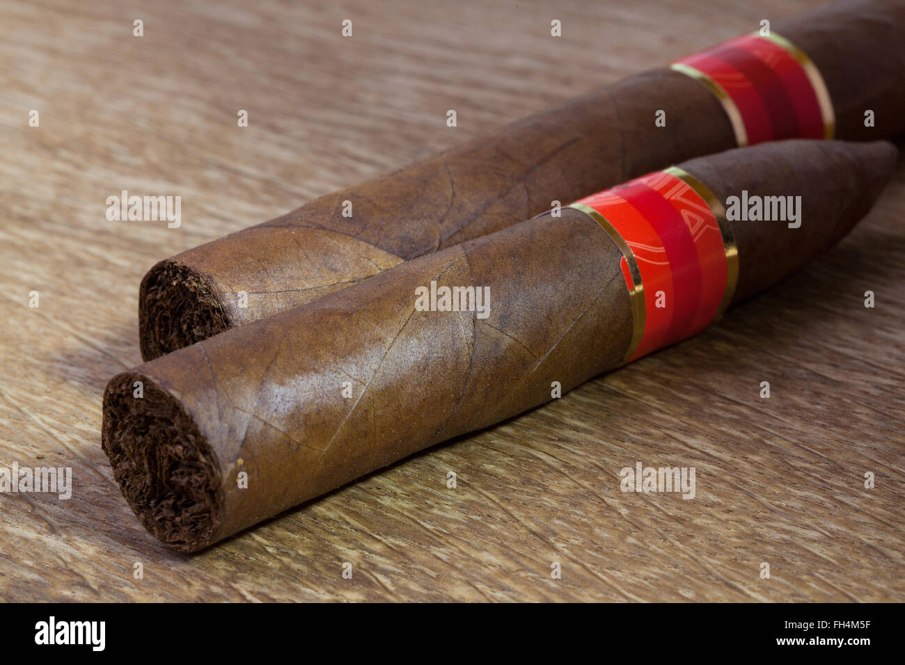 Different cigars on the very old wooden table Stock Photo - Alamy