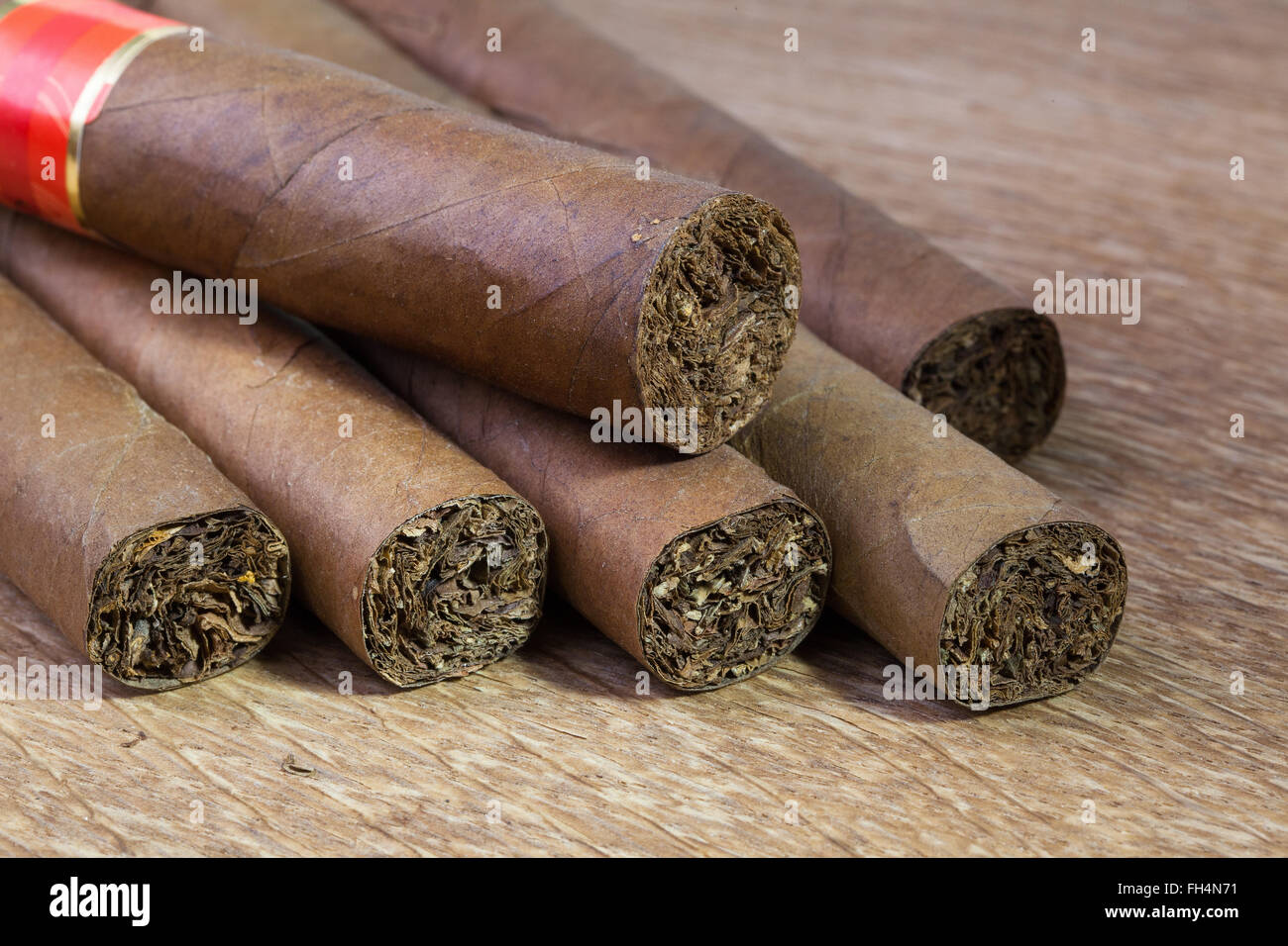 Different cigars on the very old wooden table Stock Photo - Alamy