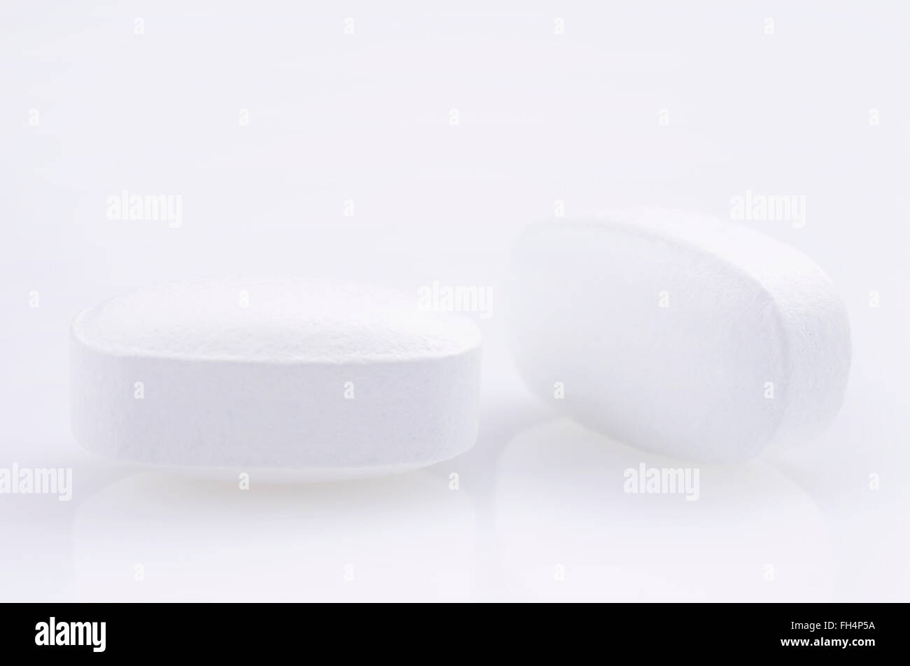 White medicine antibiotic pills Stock Photo - Alamy