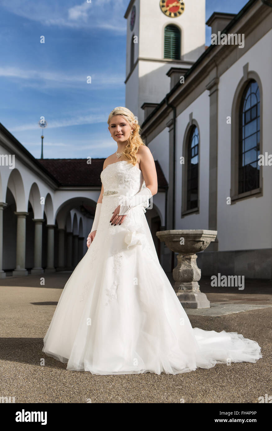 White wedding shoot hi-res stock photography and images - Alamy