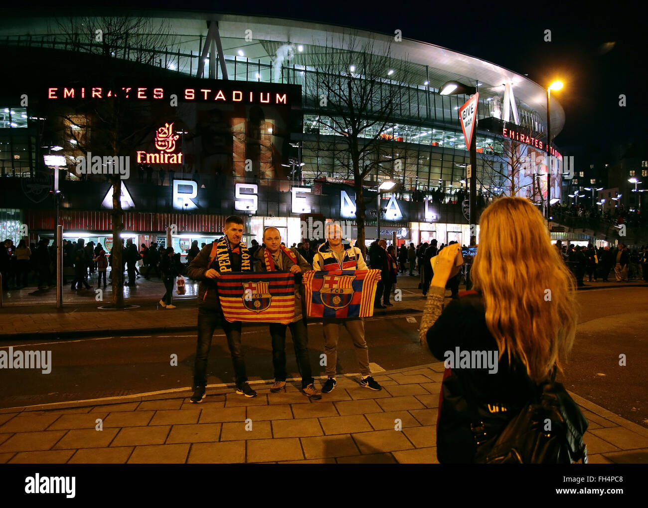 Fans arrive at the emirates stadium hi-res stock photography and images ...