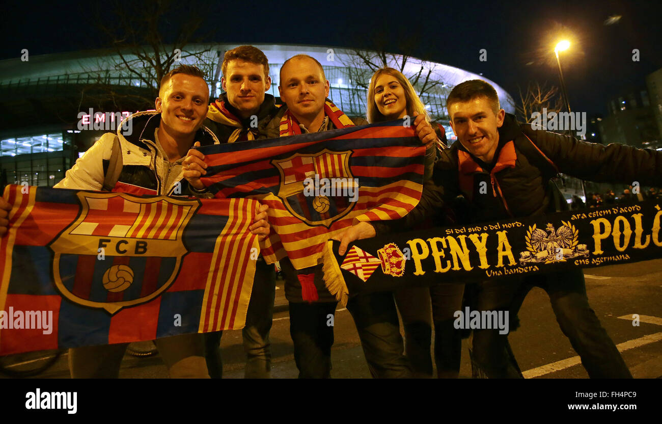Fans arrive at the emirates stadium hi-res stock photography and images ...