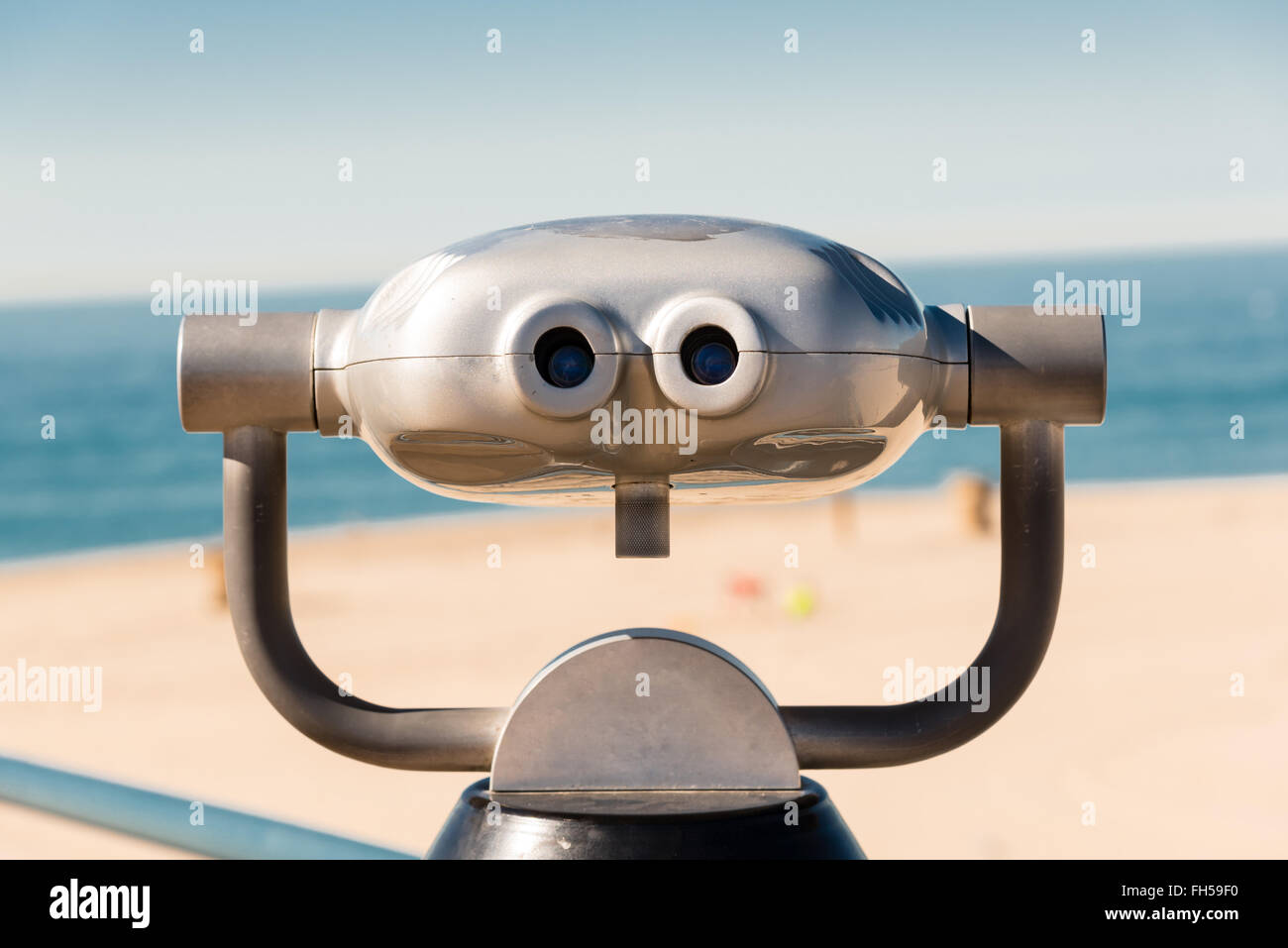 Coin operated binocular beach hi-res stock photography and images - Alamy