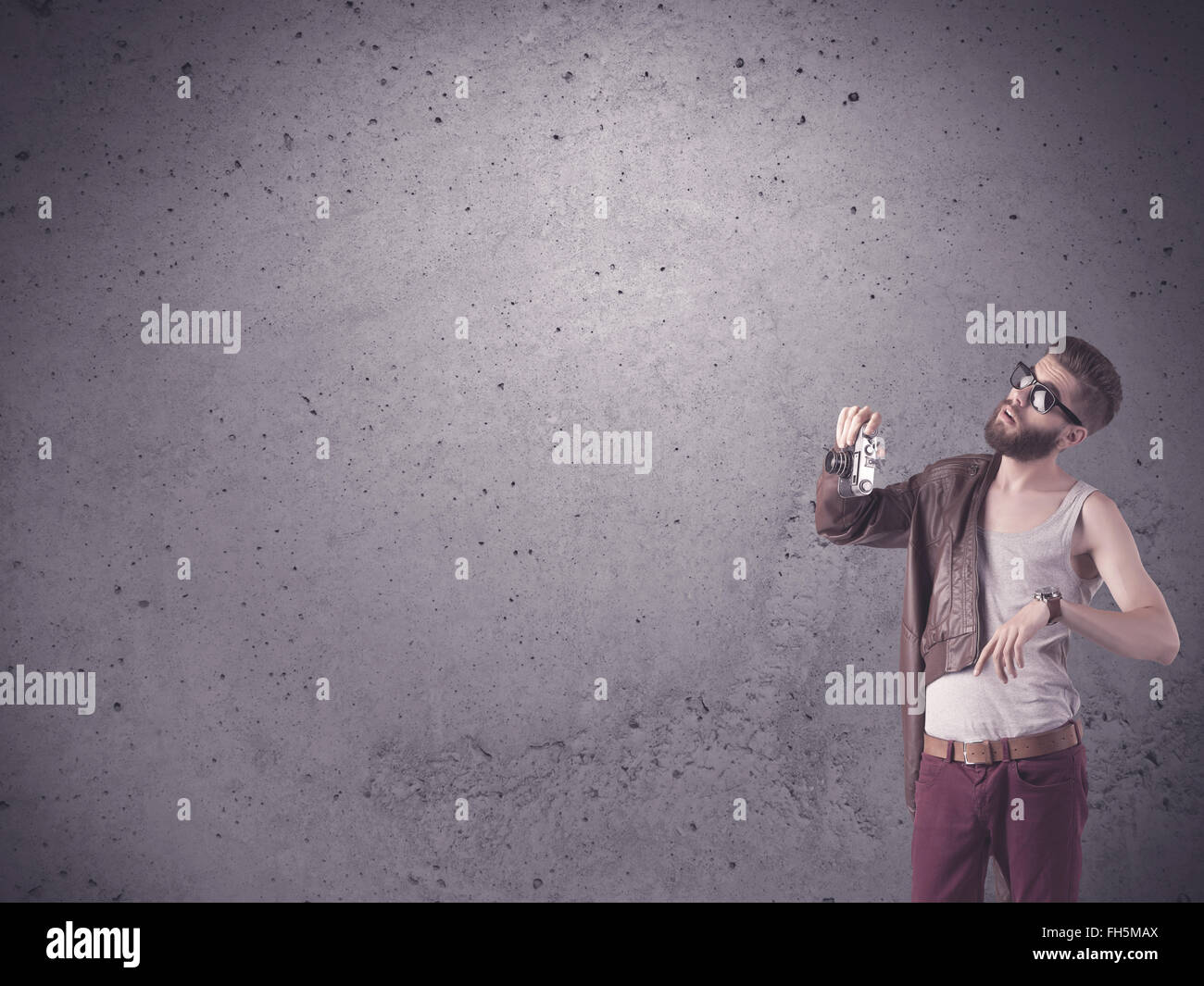 Hipster guy with vintage camera and beard Stock Photo - Alamy