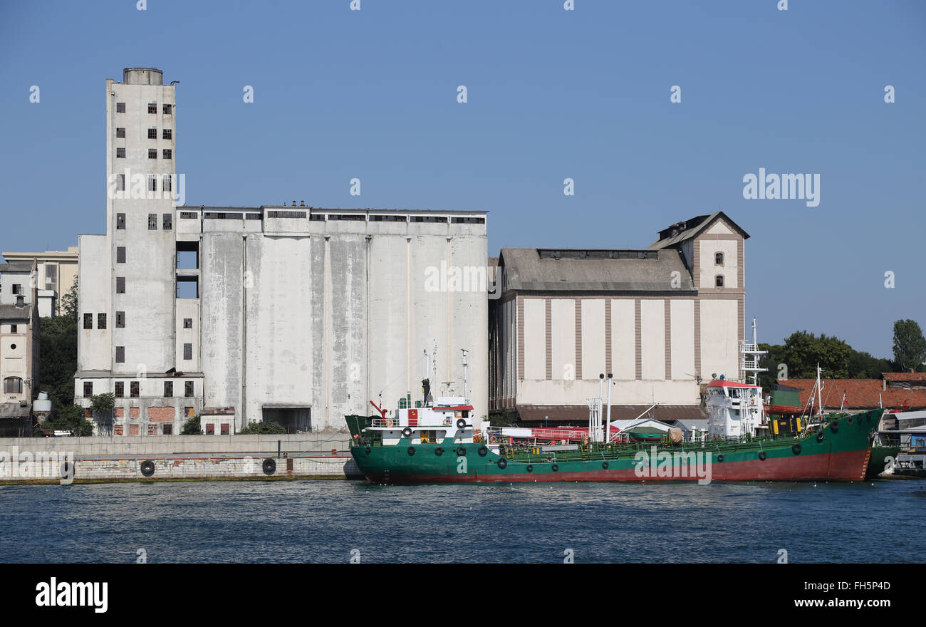 Ship in front of a Port Silo Stock Photo - Alamy