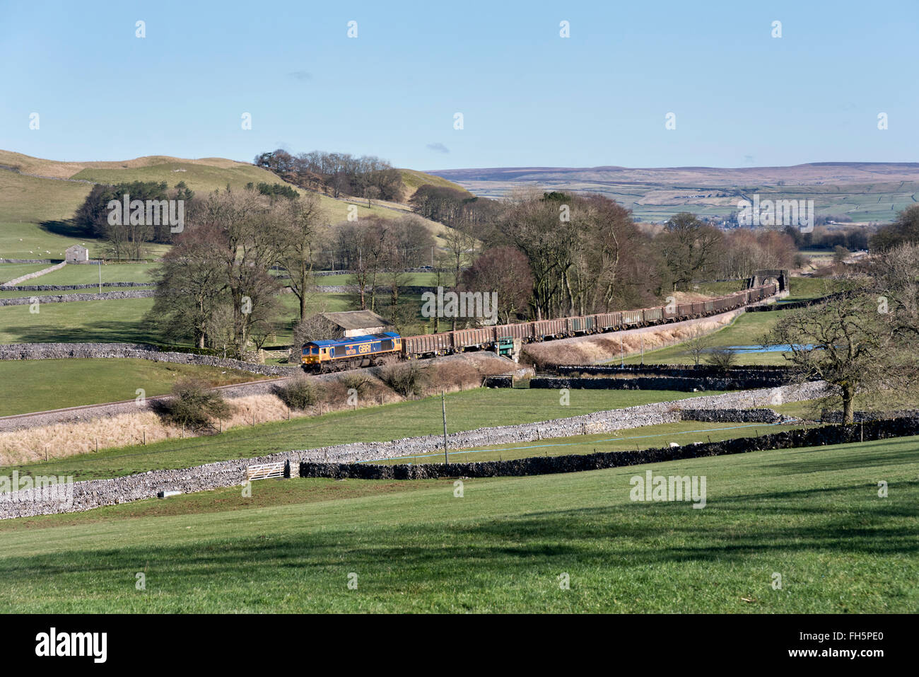 A minerals train from Swinden Quarry passes Cracoe near Grassington in ...
