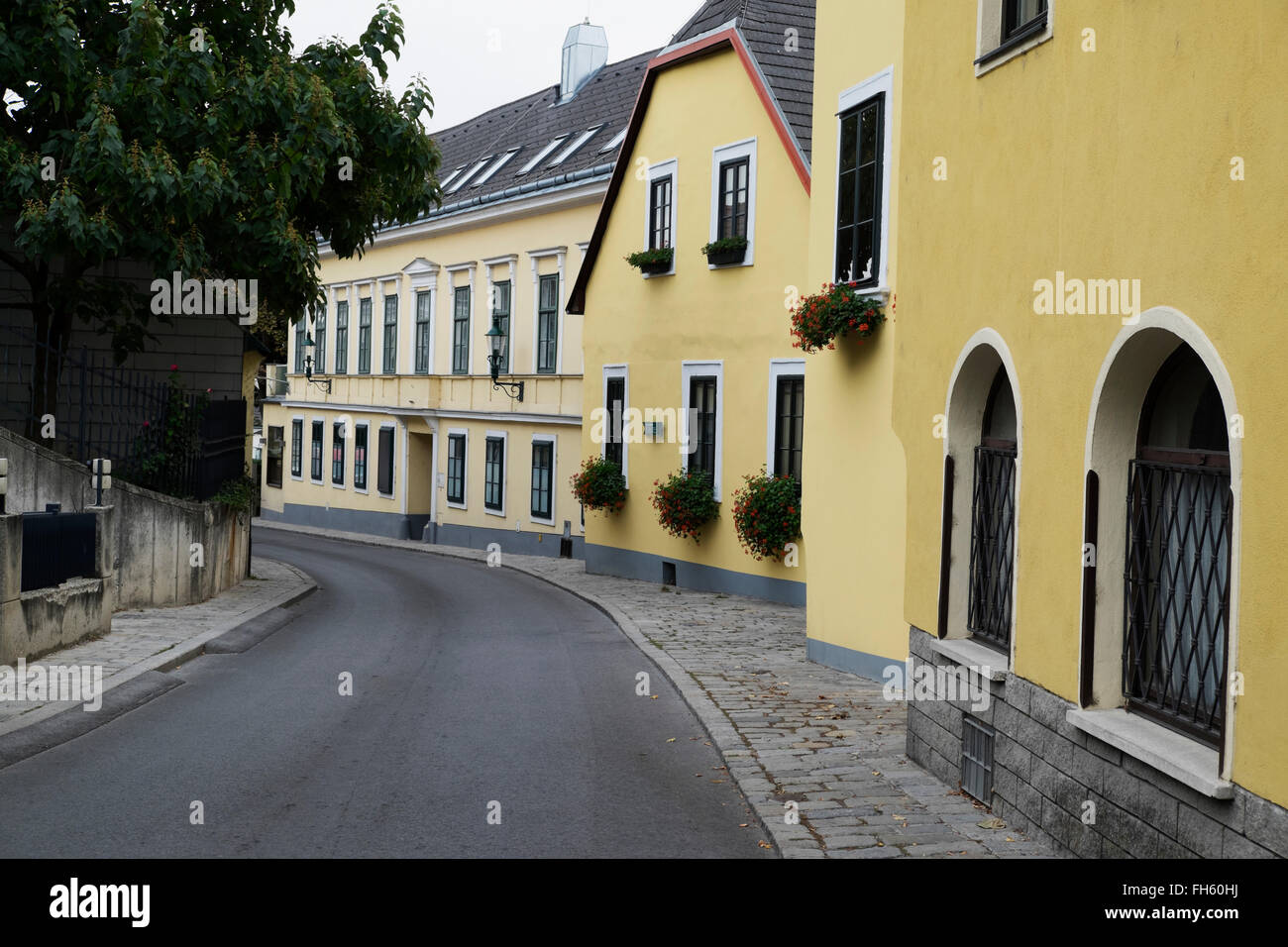 Buildings curvy hi-res stock photography and images - Alamy