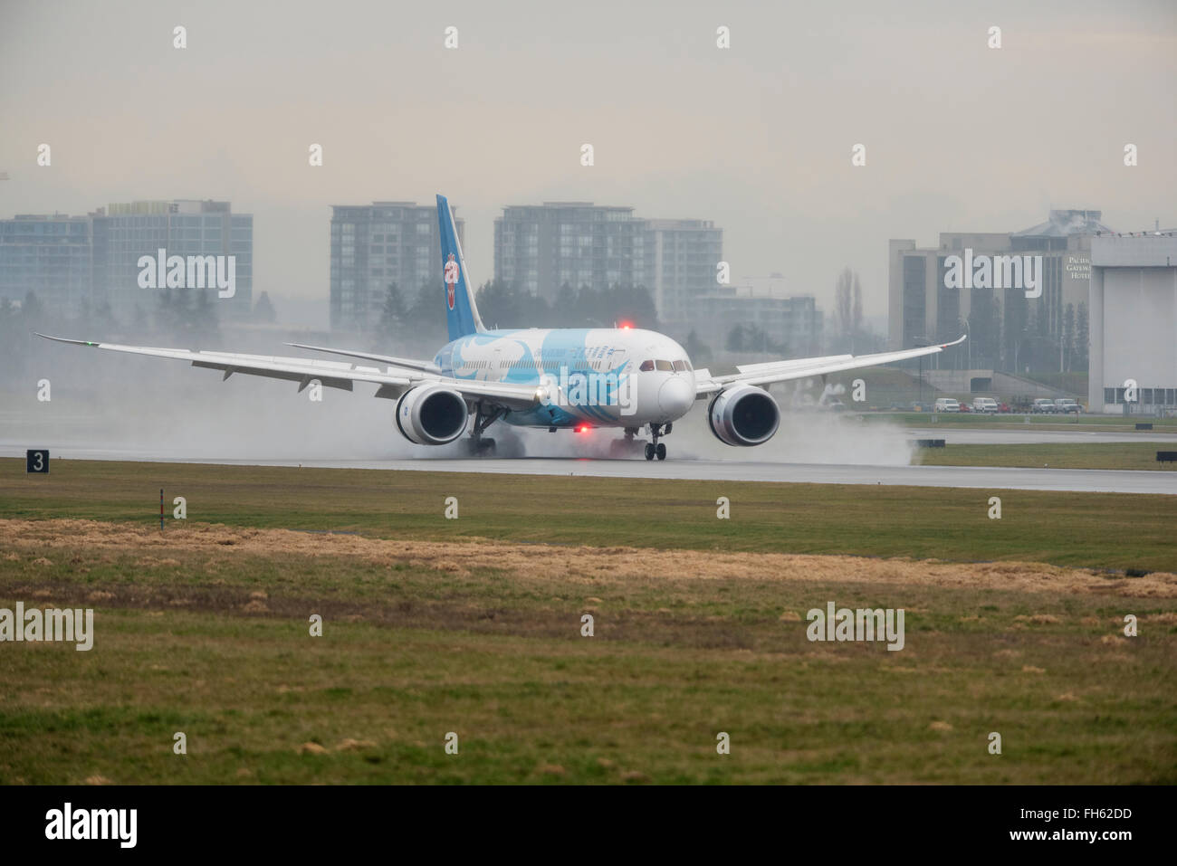 China Southern Airlines Boeing 787-8 Dreamliner landing in the rain ...