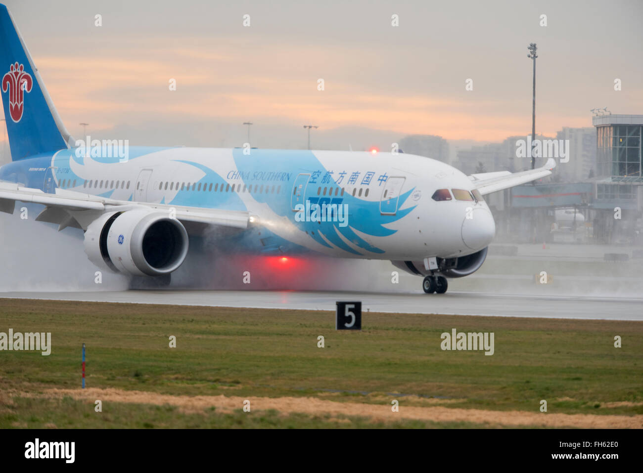 China Southern Airlines Boeing 787-8 Dreamliner landing in the rain ...