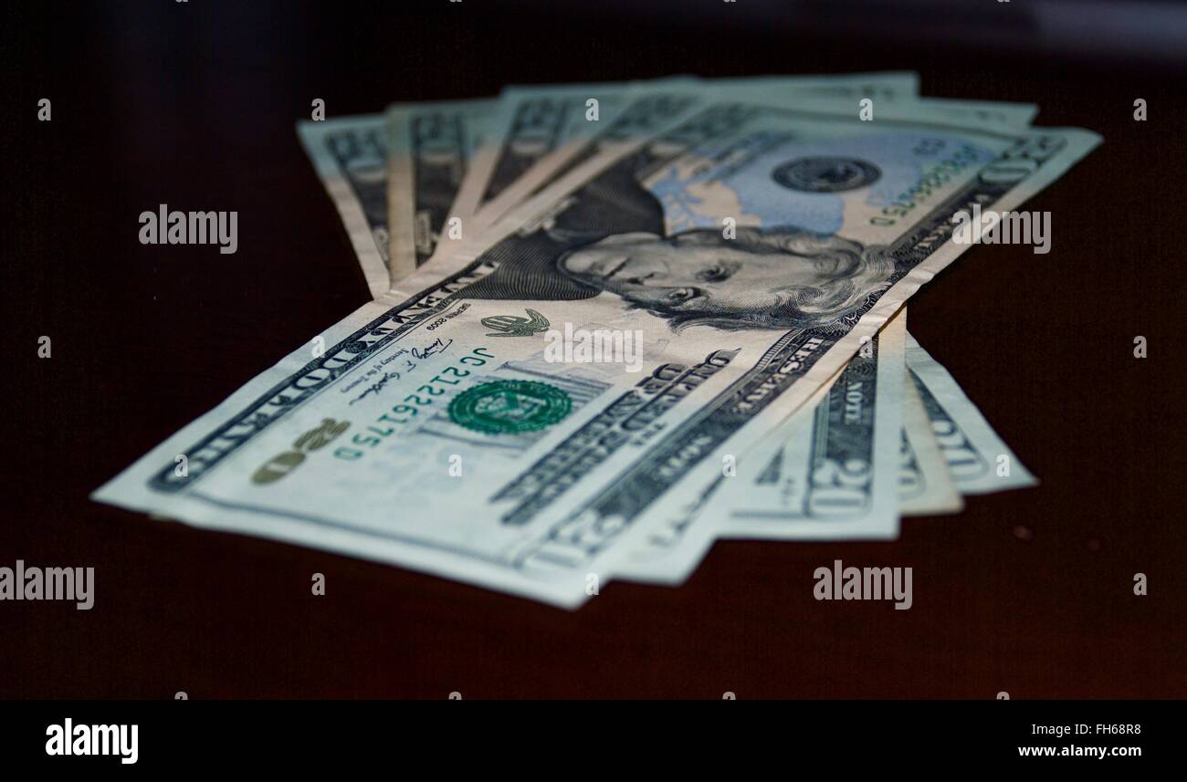 Long view of fanned stack of $20 bills, 5 to make $100 Stock Photo - Alamy