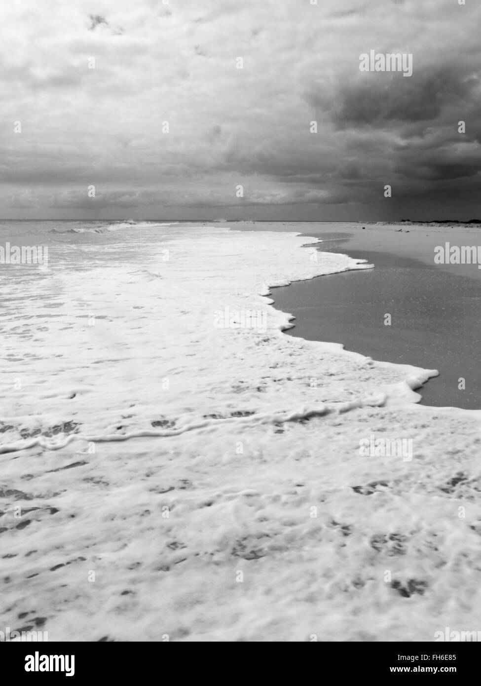 Dark beach hi-res stock photography and images - Alamy