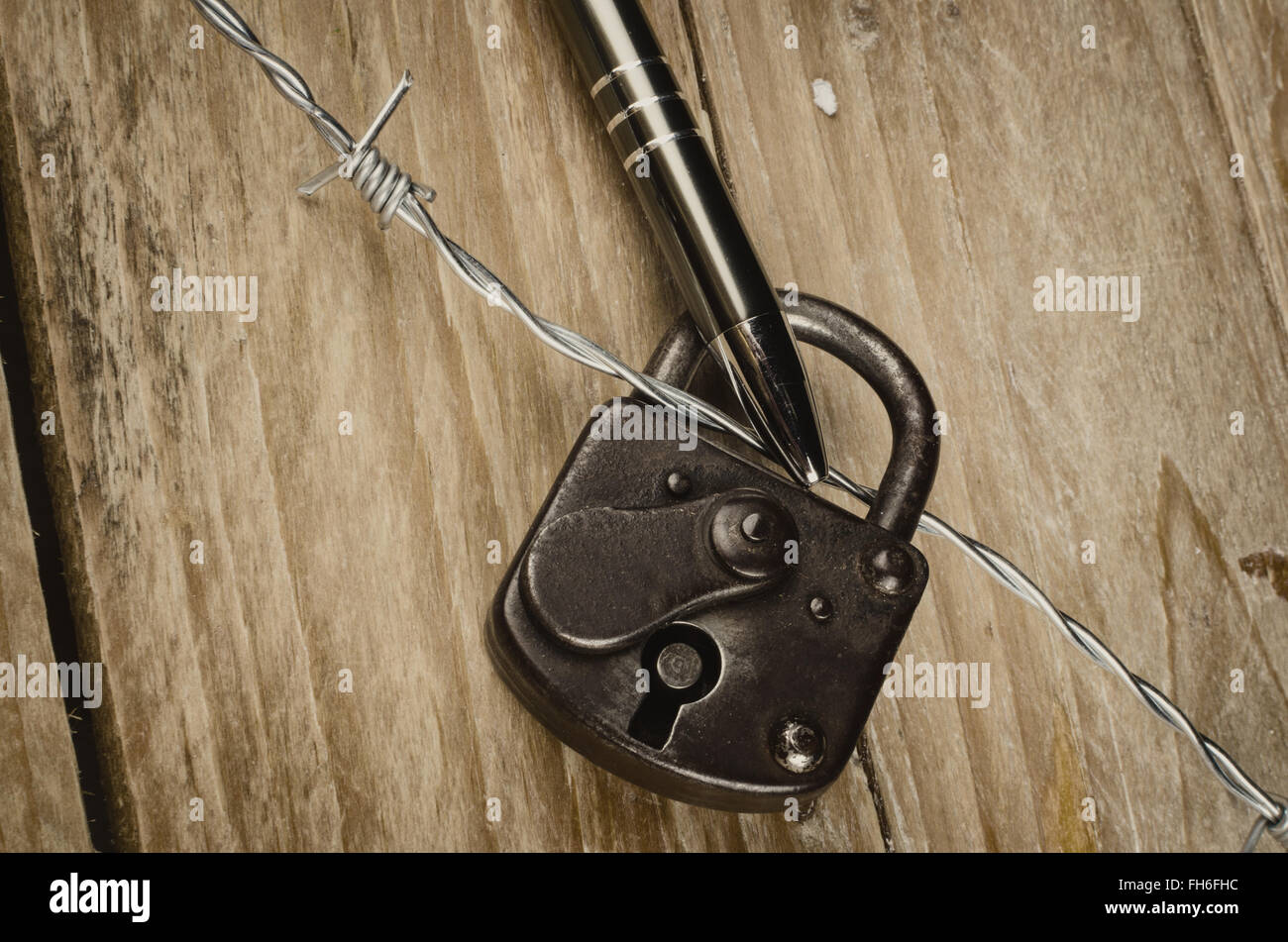 Pen, barbed wire and padlock, a press freedom concept Stock Photo - Alamy