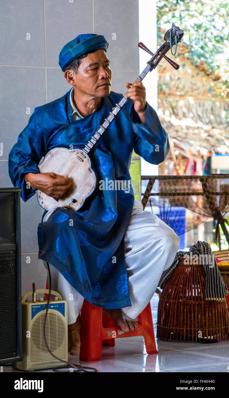 Traditional musicians of Vietnam entertaining tourist who are visiting ...