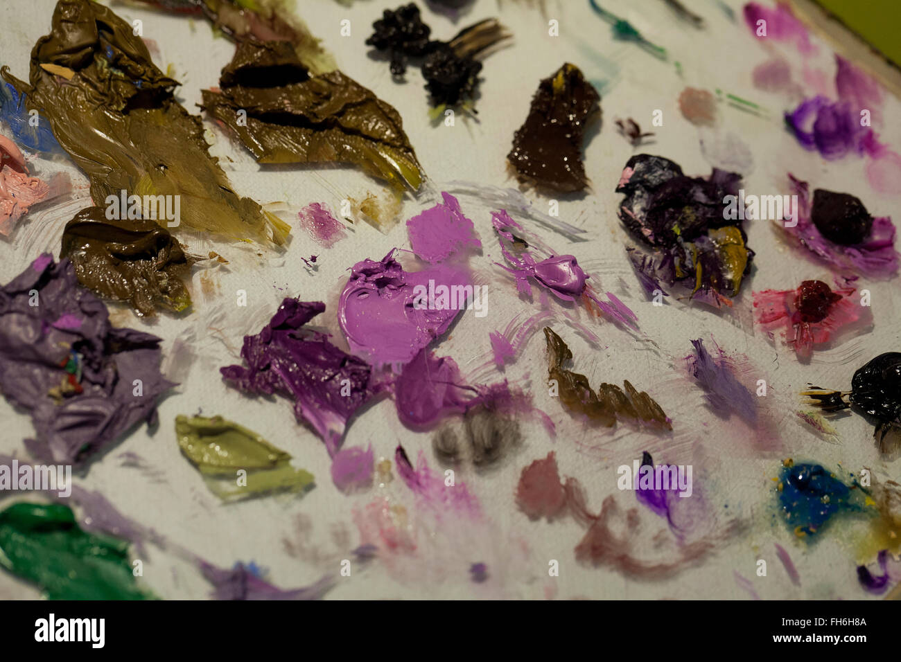 Oil paints on artists hi-res stock photography and images - Alamy