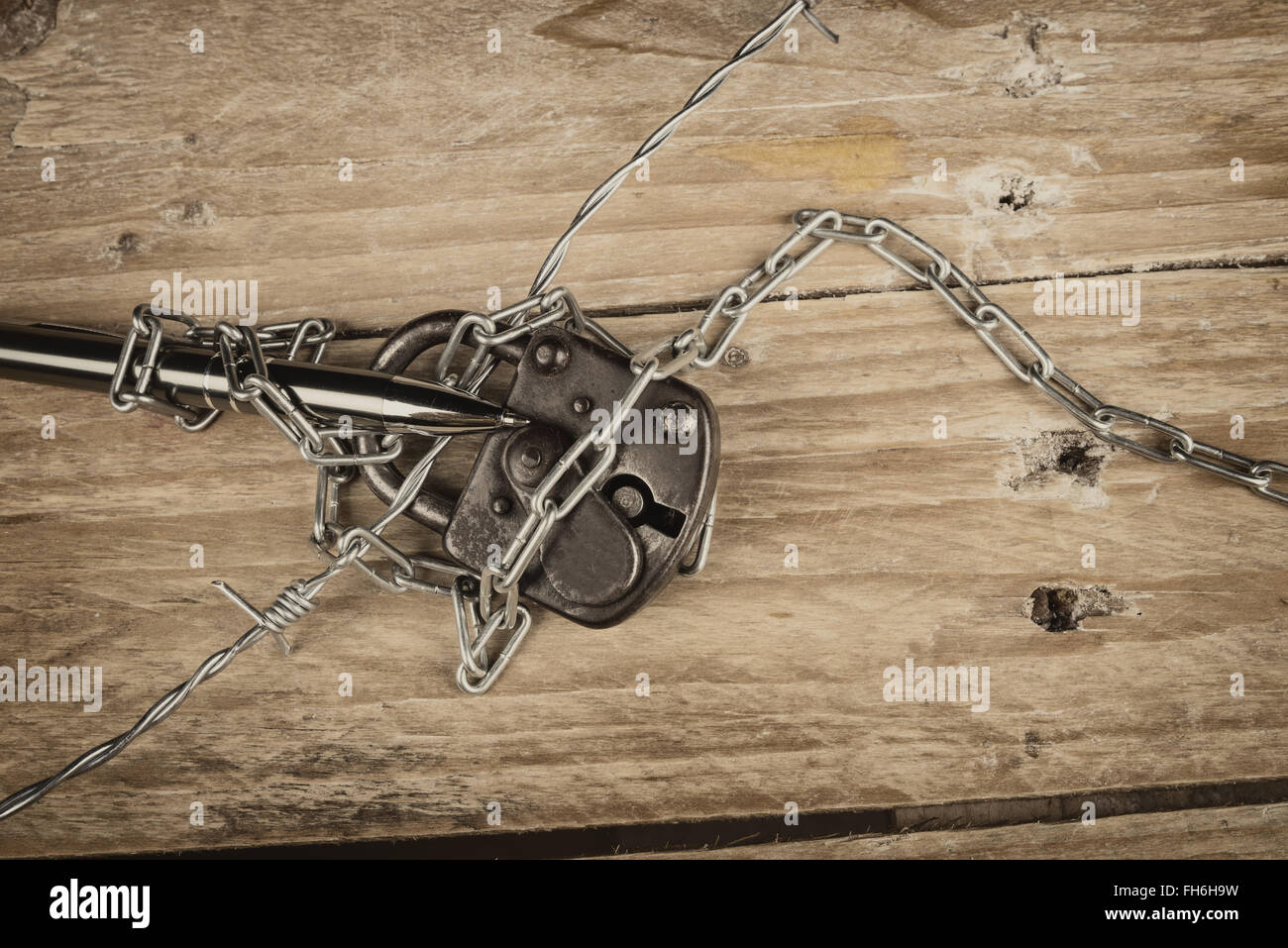 Pen, barbed wire and padlock, a press freedom concept Stock Photo - Alamy