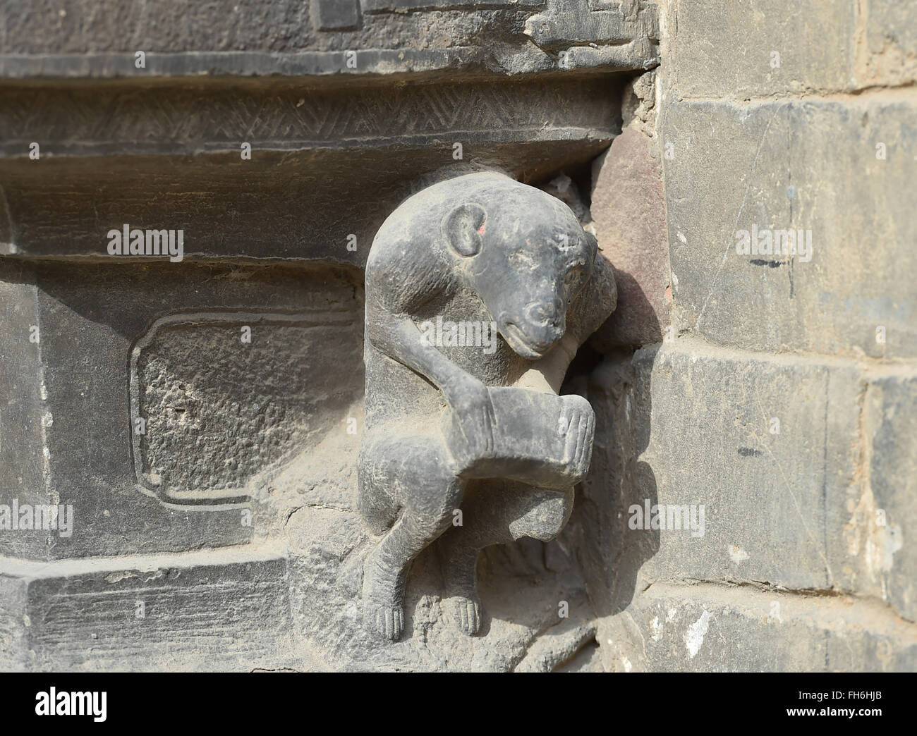 Sculptures on temple pillar hi-res stock photography and images - Alamy