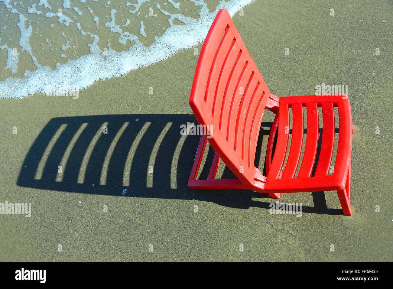 Red beach chair and tropical hi-res stock photography and images - Alamy