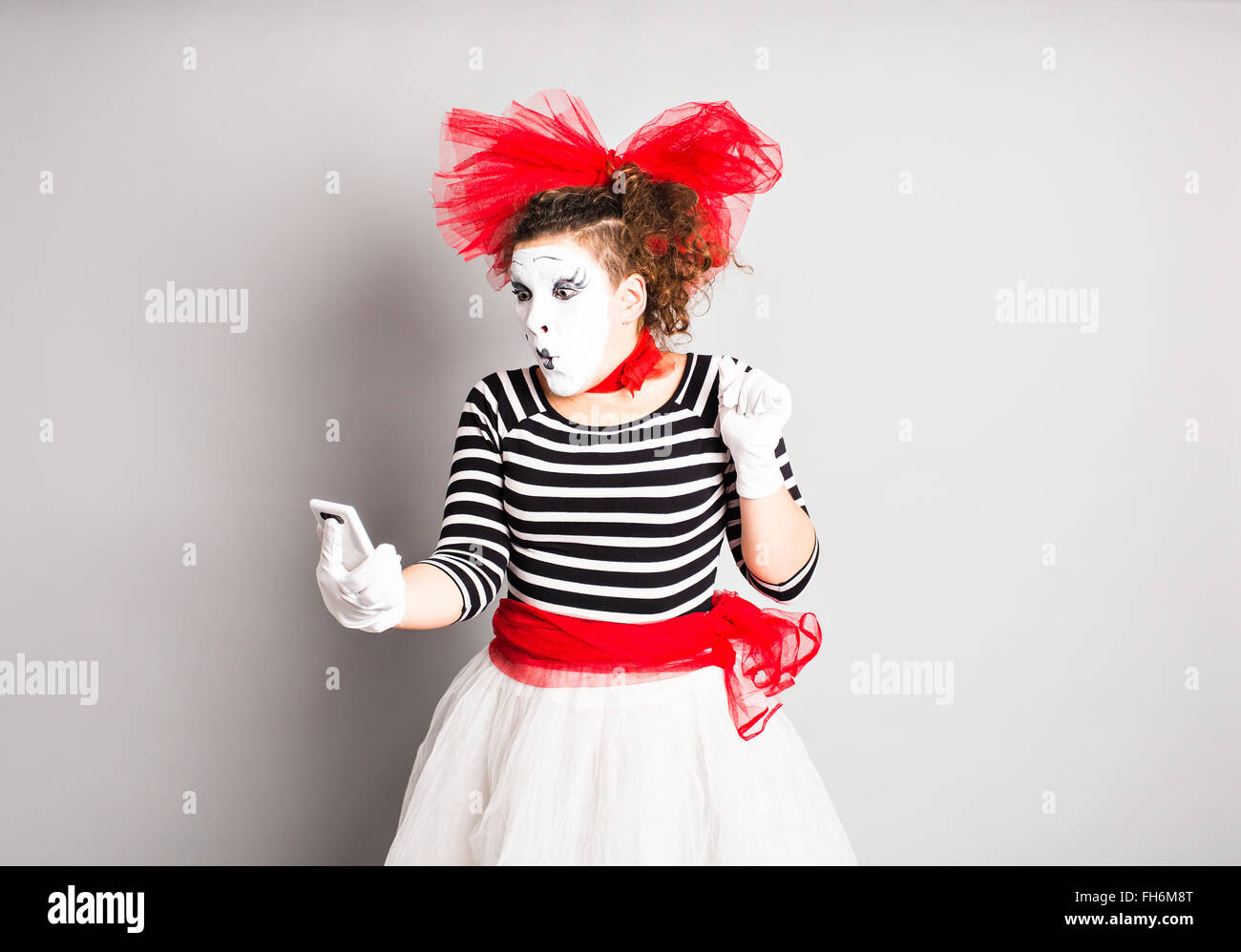 Grey mime artist hi-res stock photography and images - Alamy