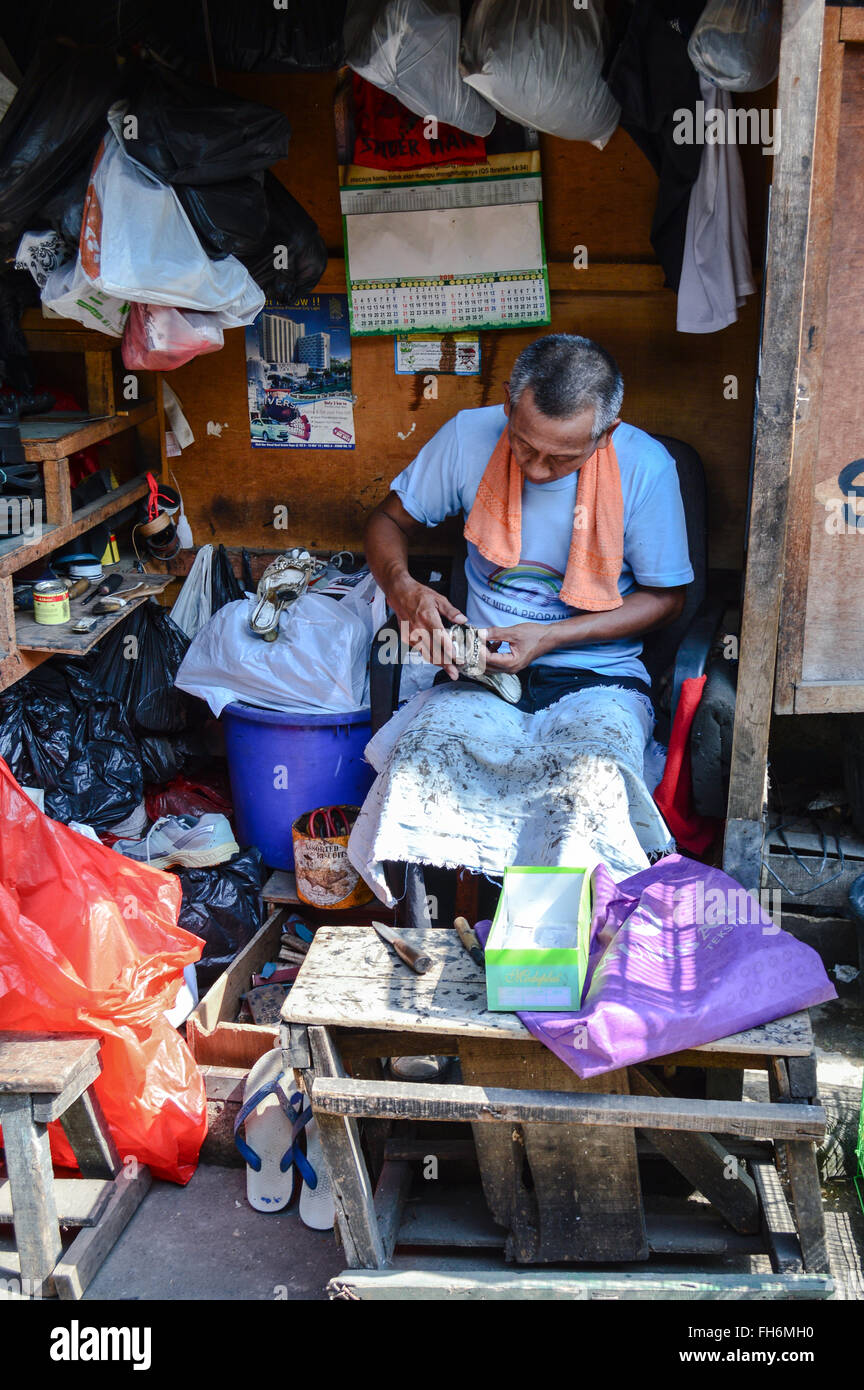 Old fashioned shoe repair hi-res stock photography and images - Alamy