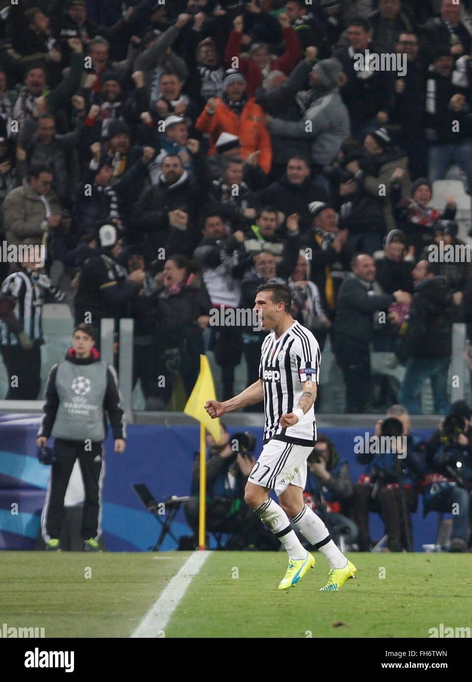 JuventusÕ Stefano Sturaro celebrates after scoring the equalizer goal ...