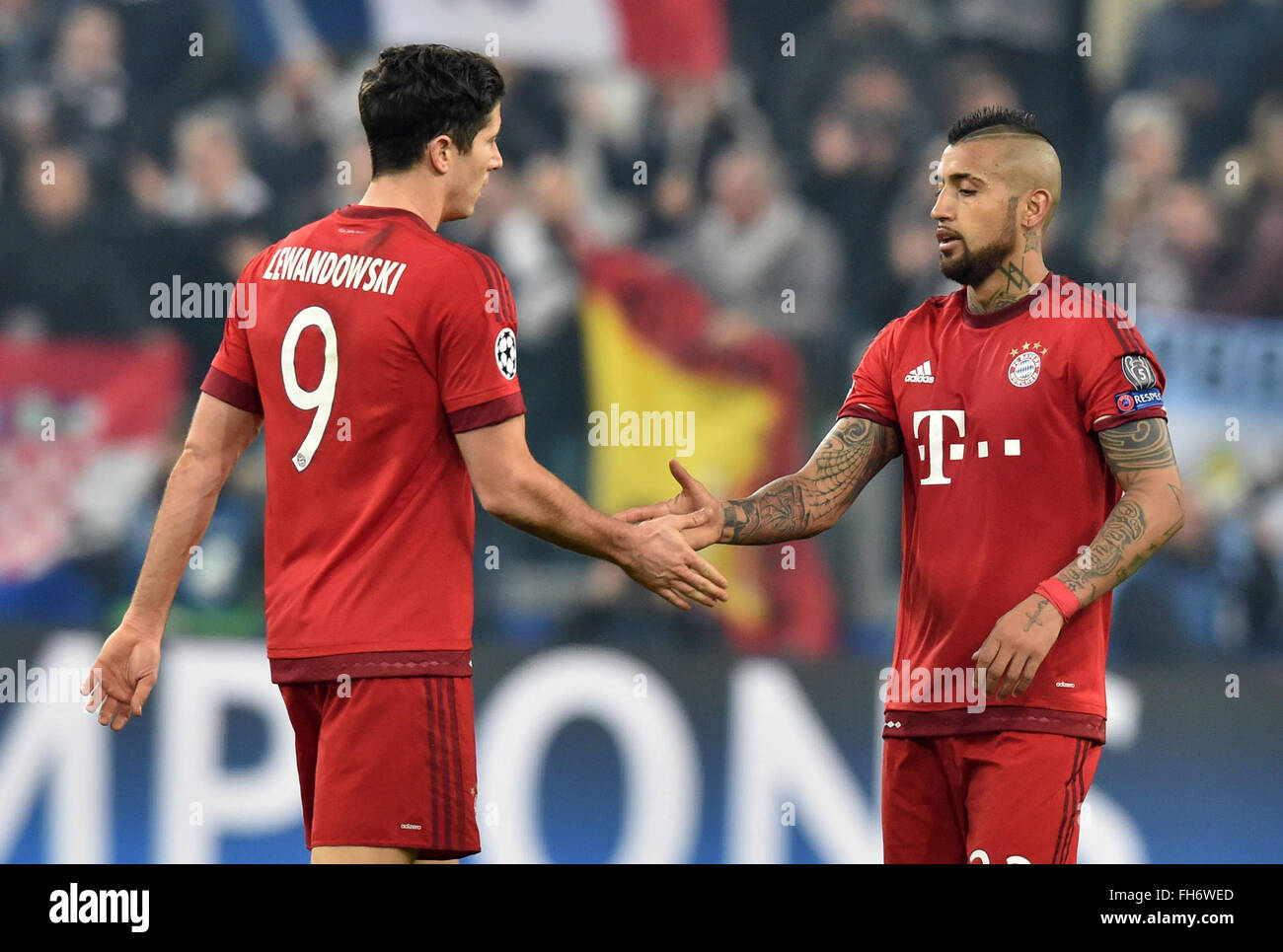 Munich's Arturo Vidal (r) shakes hands with teammate Robert Lewandowski ...