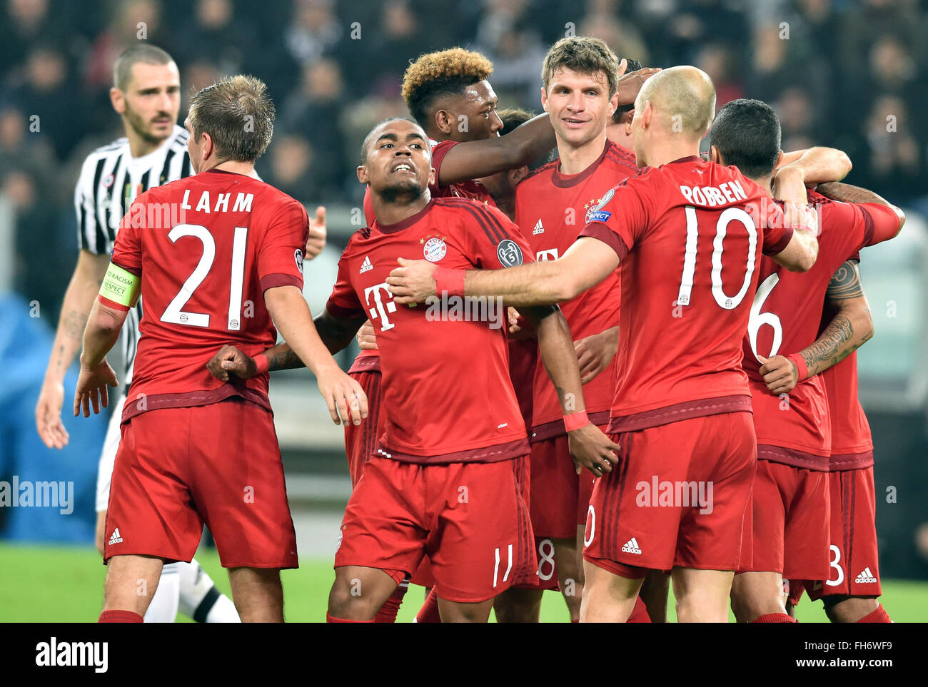 Munich's Thomas Mueller (C) celebrates after scoring the 0-1 goal ...