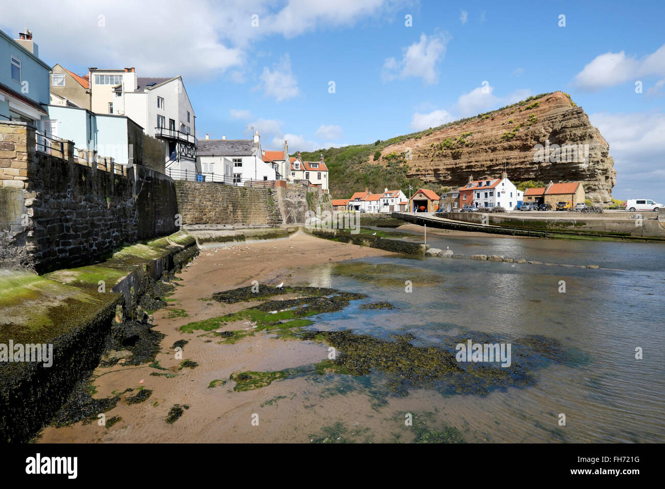 Staithes harbour hi-res stock photography and images - Alamy