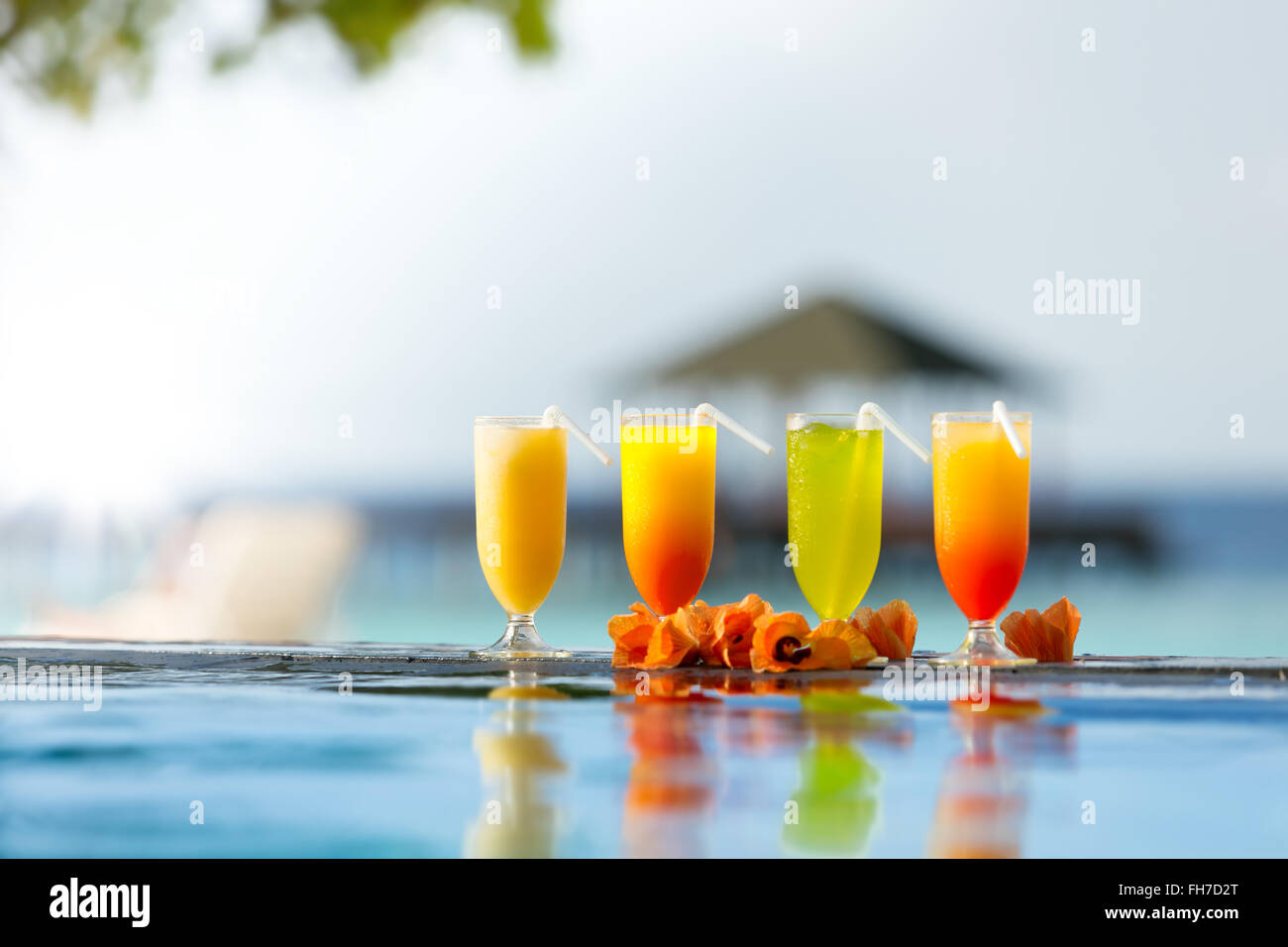 Cocktails drinks placed next to swimming pool Stock Photo - Alamy