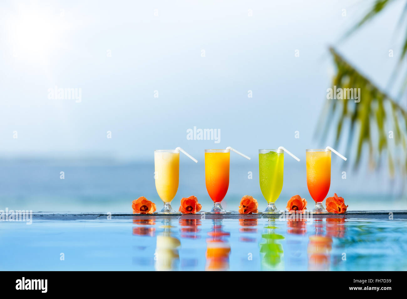 Cocktails drinks placed next to swimming pool Stock Photo - Alamy