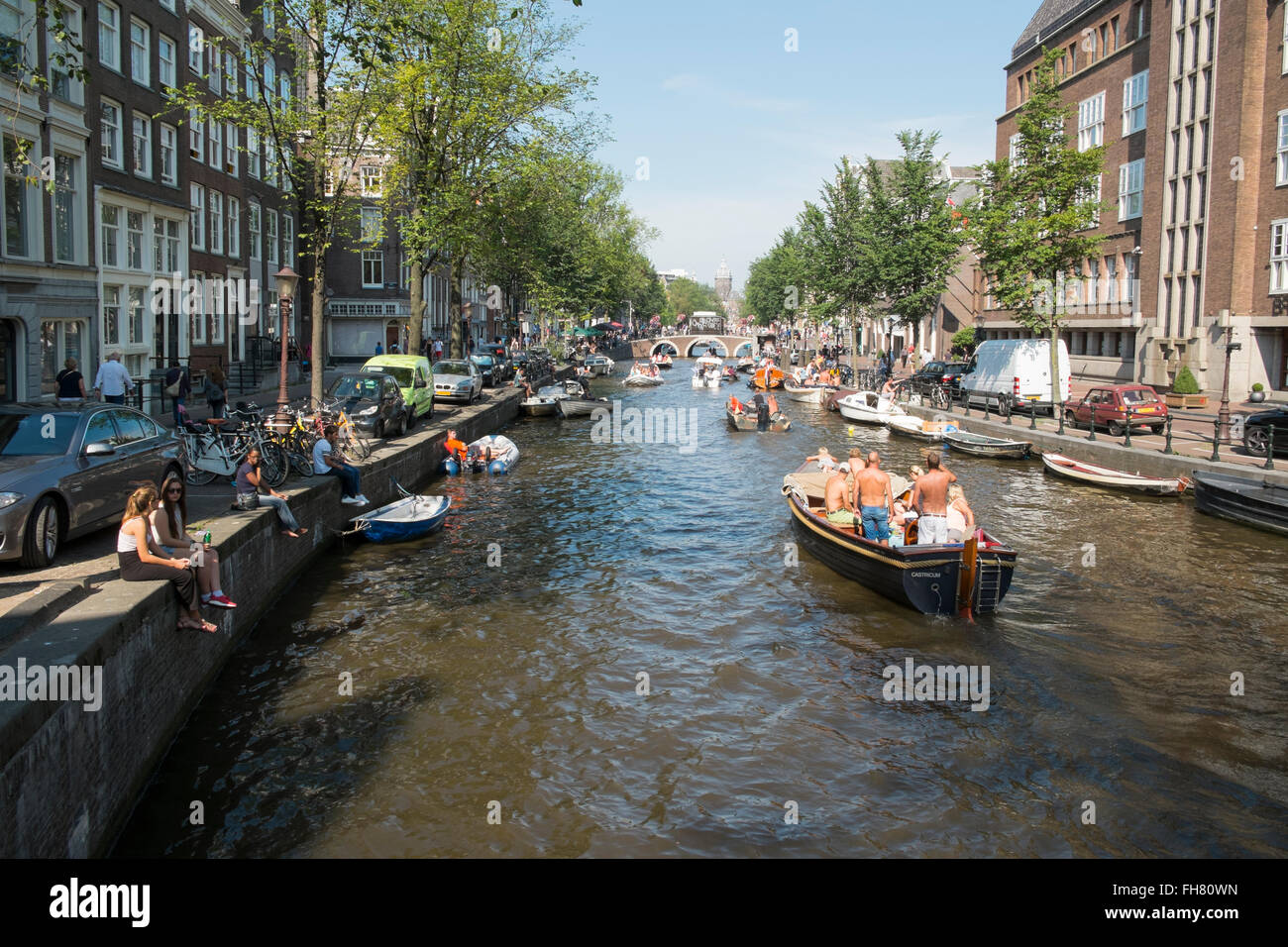 Barco canal gente amsterdam hi-res stock photography and images - Alamy